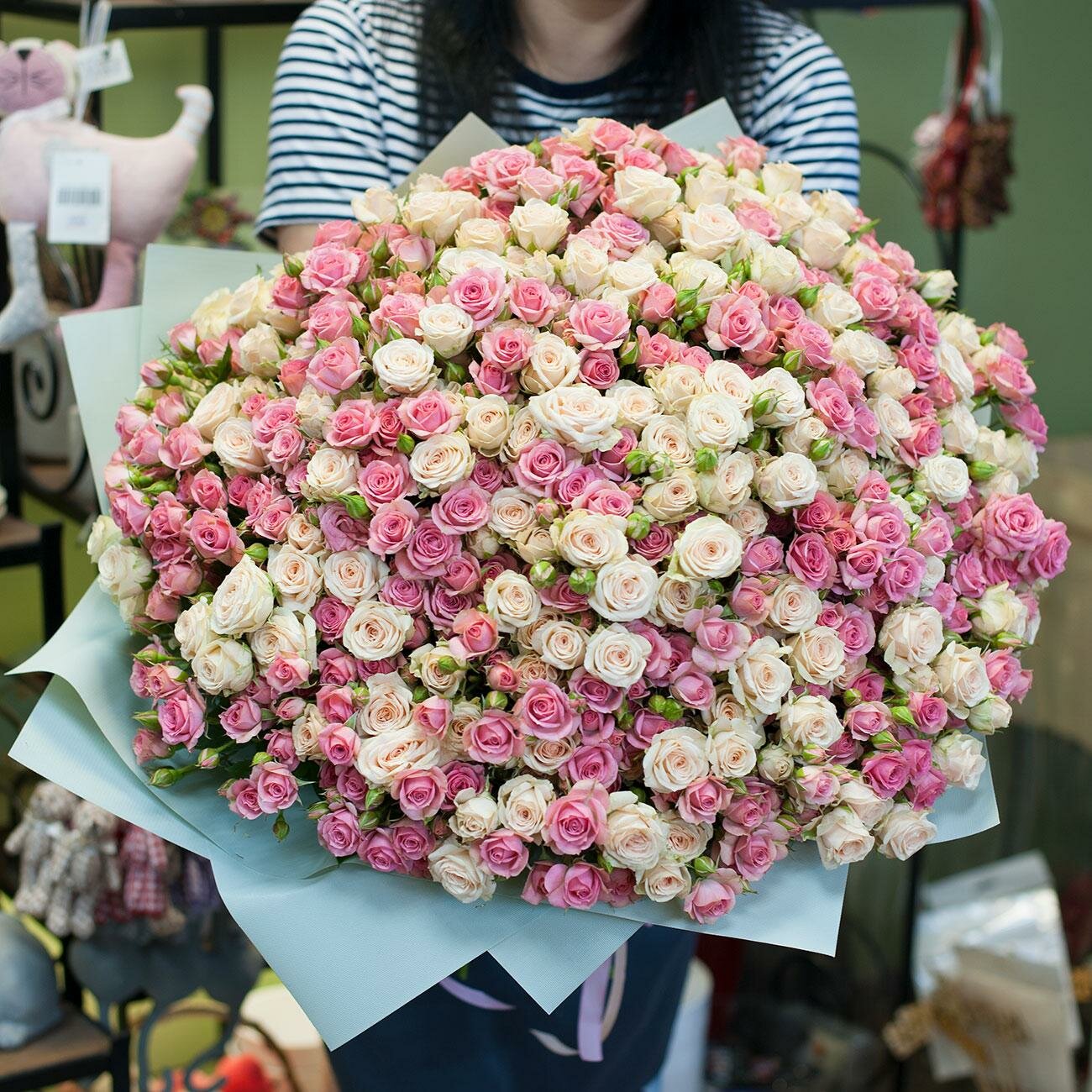 Букет Charlotte "Пудра", кустовые розы, 101 цветок, подарочная упаковка