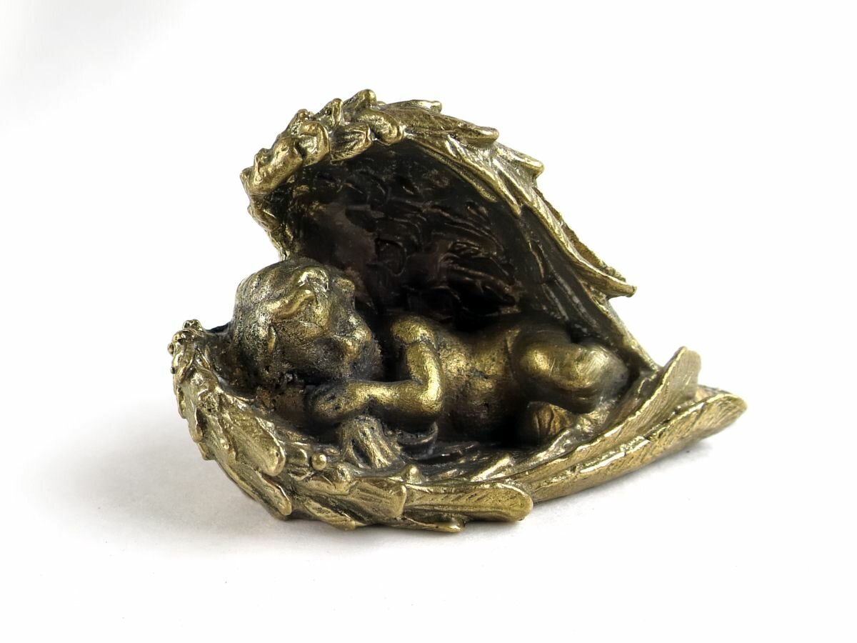 Спящий в крыльях ангел латунная статуэтка интерьерная для декора дома