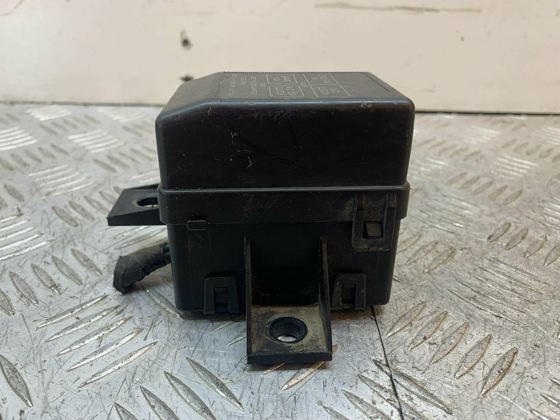 Блок предохранителей Mitsubishi Carisma рест. (1999 - 2004)