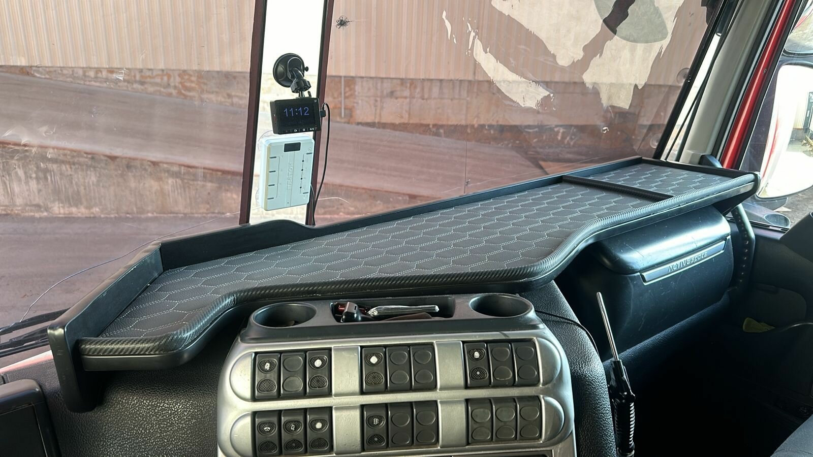 Стол на торпедо для Iveco Stralis Черная экокожа Серые соты