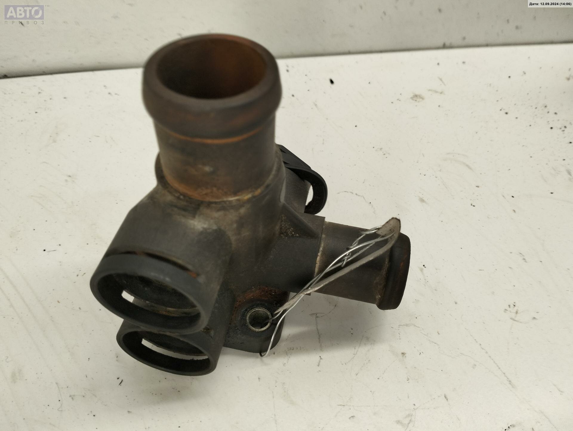 Фланец (тройник) системы охлаждения Volkswagen Passat B3