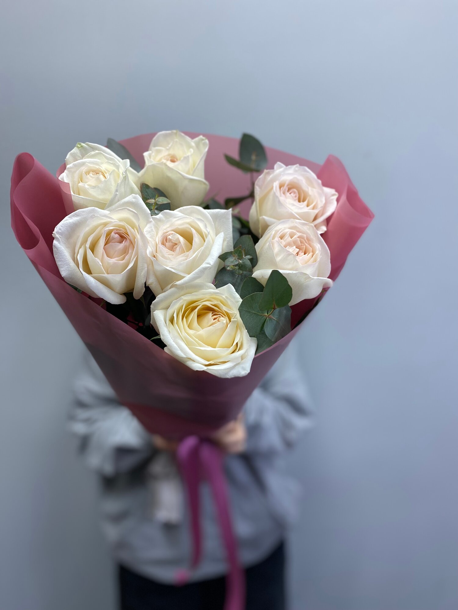 Букет живых цветов NURA FLOWERS "Белые эквадорские розы", 7 шт, высота 50 см