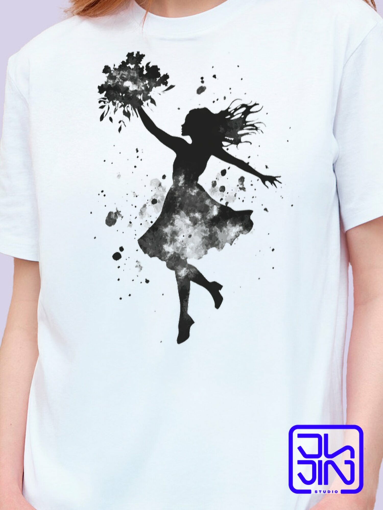 Футболка классическая женская с авторским принтом Черно белая минималистичная девушка силуэт в черном танце с цветами, белый хлопковый трикотаж с прикольным рисунком на груди
