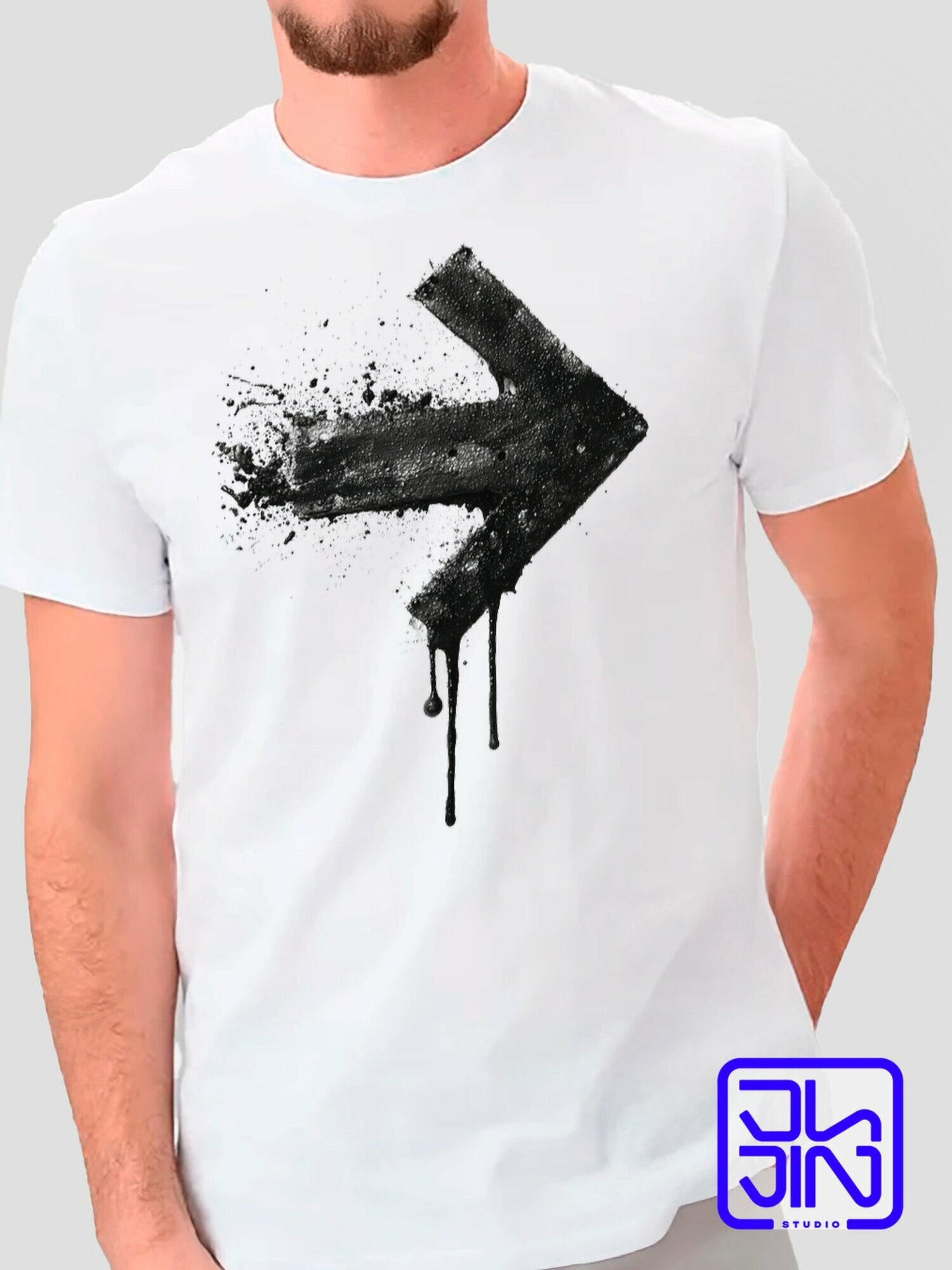 Футболка классическая мужская с авторским принтом Стрела уличная черно-белая, минималистичная белая краска граффити, белый хлопковый трикотаж с прикольным рисунком на груди