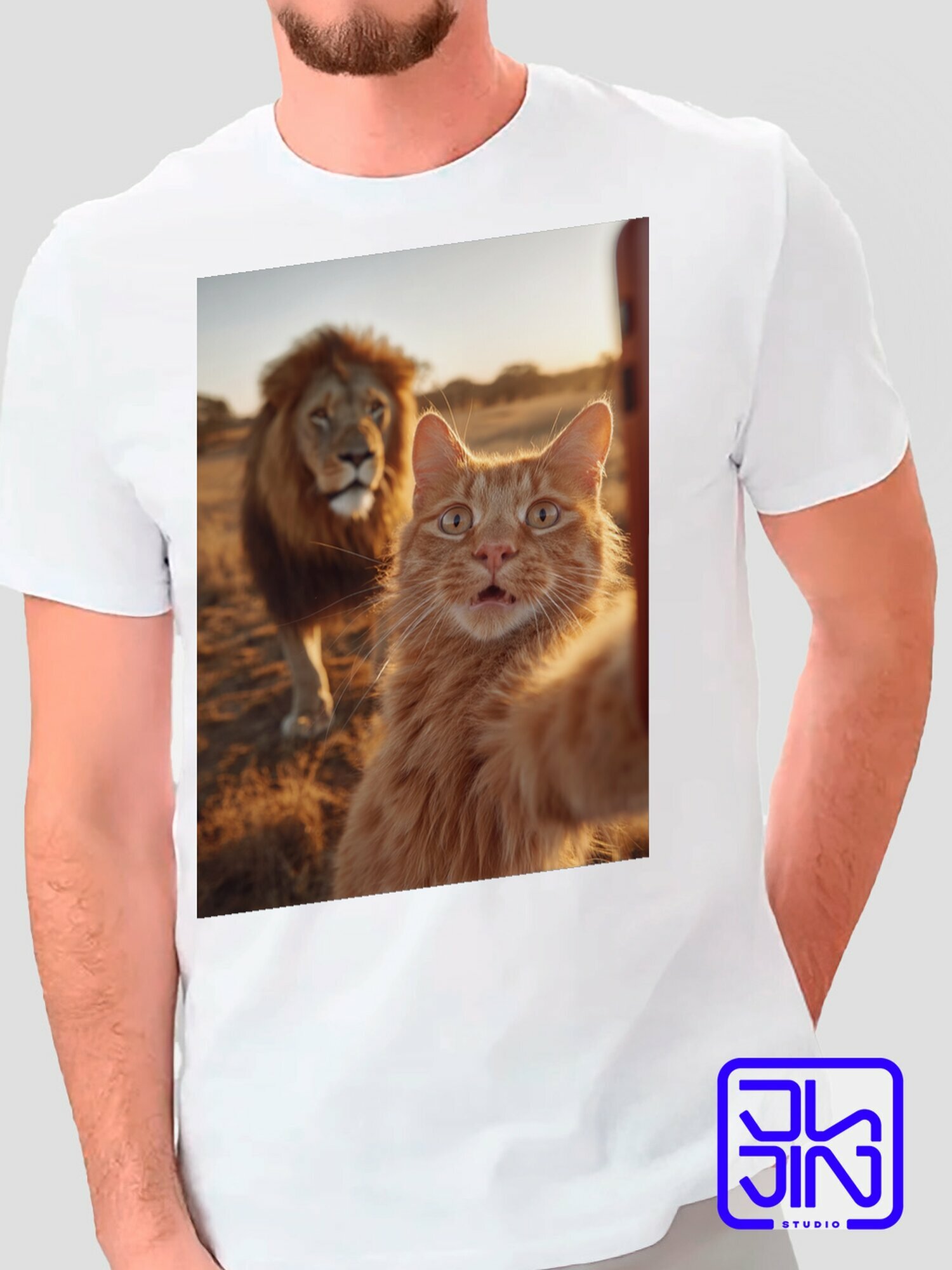 Футболка классическая мужская с авторским принтом Смешная рыжая кошка с мемами делает песочное селфи рядом с львом, белый хлопковый трикотаж с прикольным рисунком на груди