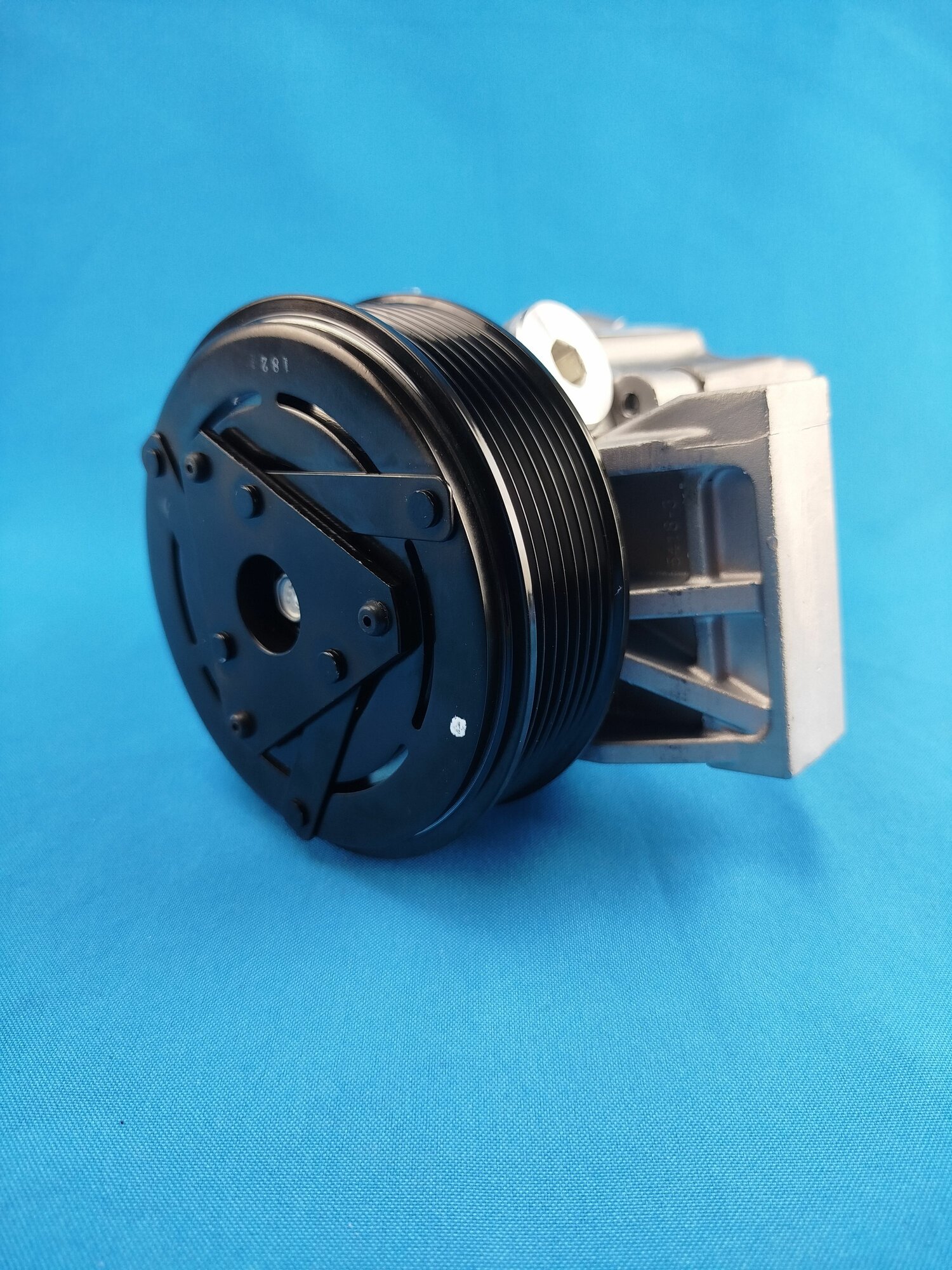 Компрессор кондиционера "ВАЗ" для автомобилей Ларгус, X-Ray, Веста, Renault Logan