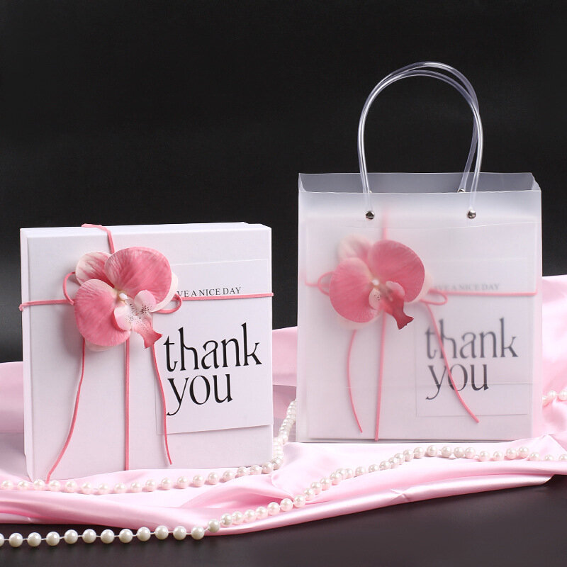 Магазин сувенирной одежды для индустрии красоты. Небольшие подарки сотрудникам к Женскому дню. Набор из 38 предметов: подарочная коробка с молотком из полыни.