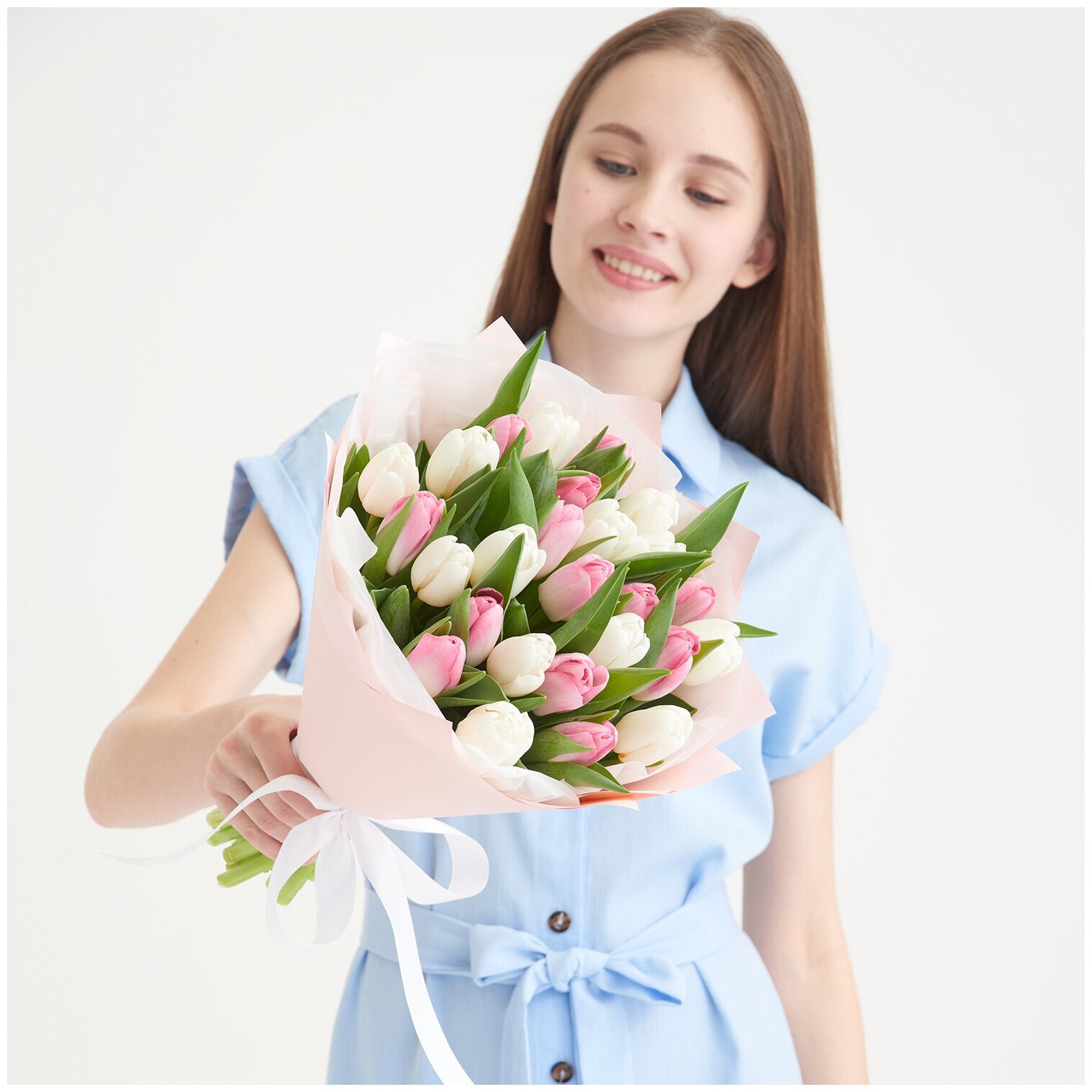 Букет живых цветов из 25 розовых и белых тюльпанов Пастила
