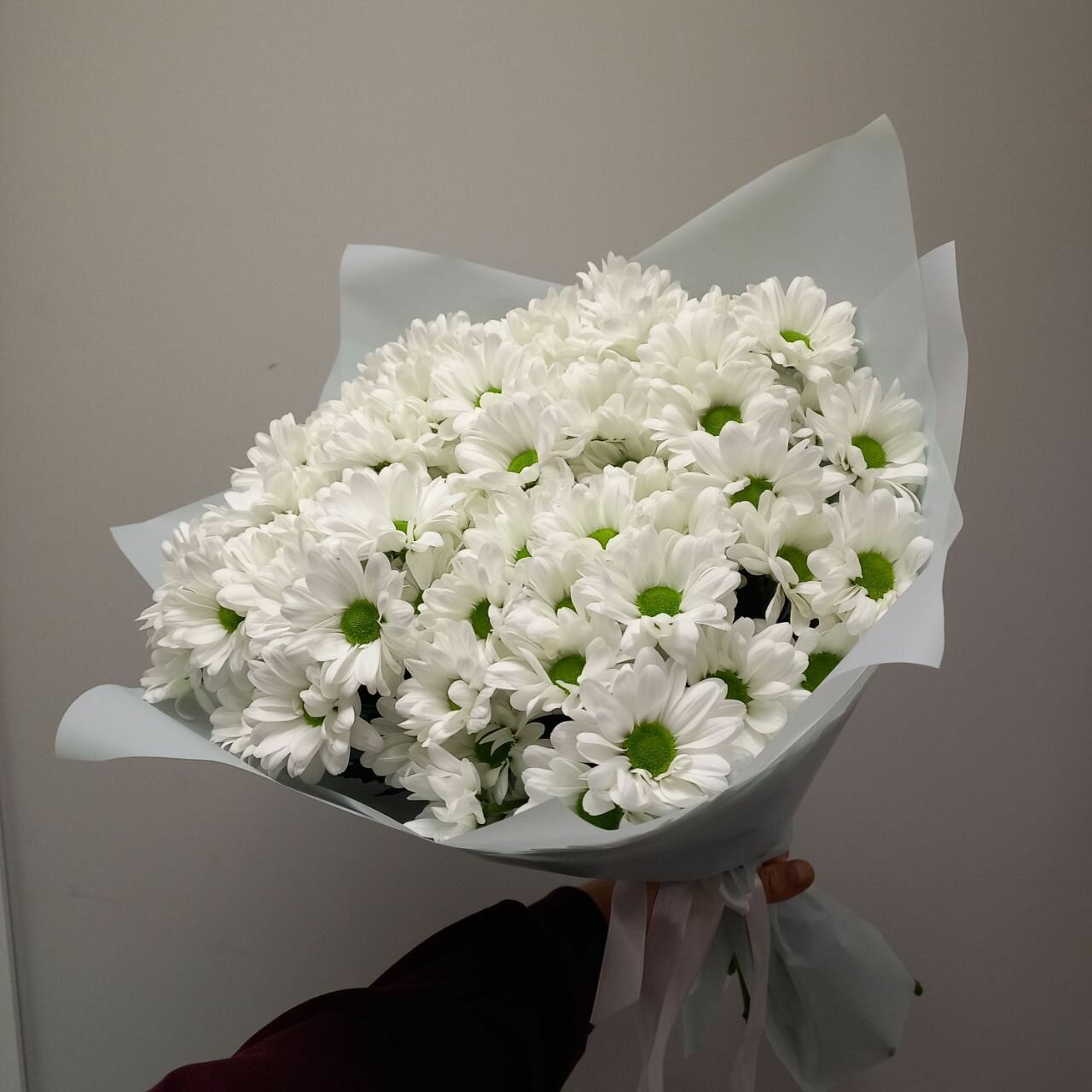 Букет Well-Flowers, круглый, монобукет, хризантемы, 19 штук, высота 60см, букет свежих цветов — фото 1