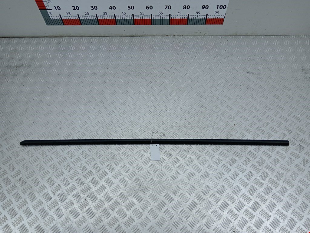 Накладка декоративная (молдинг) стекла двери передней правой Volkswagen Polo 3 арт. 2057726