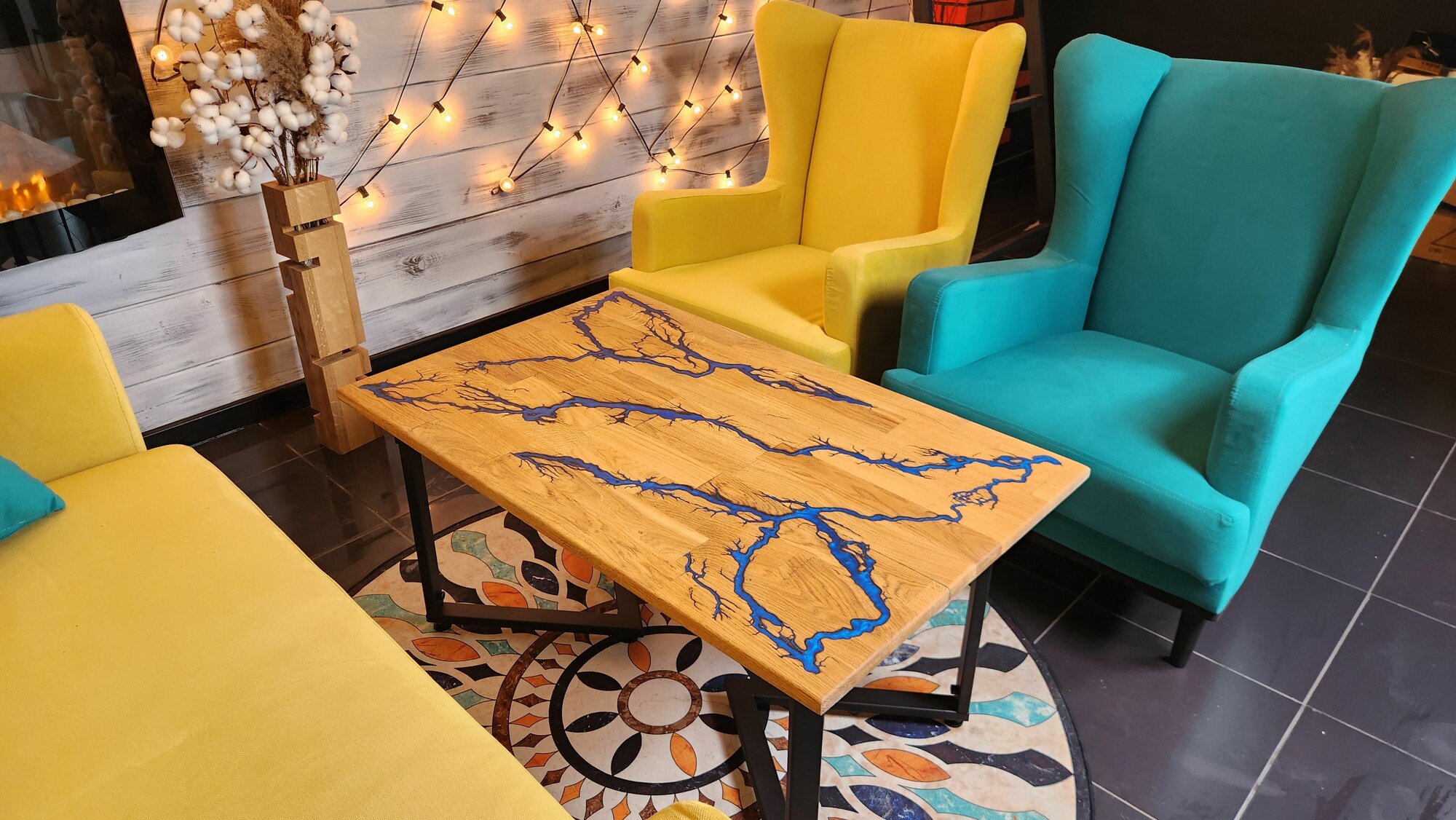 Стол из натурального дерева (массив дуба) с молниями из эпоксидной смолы на металлическом лофт подстолье