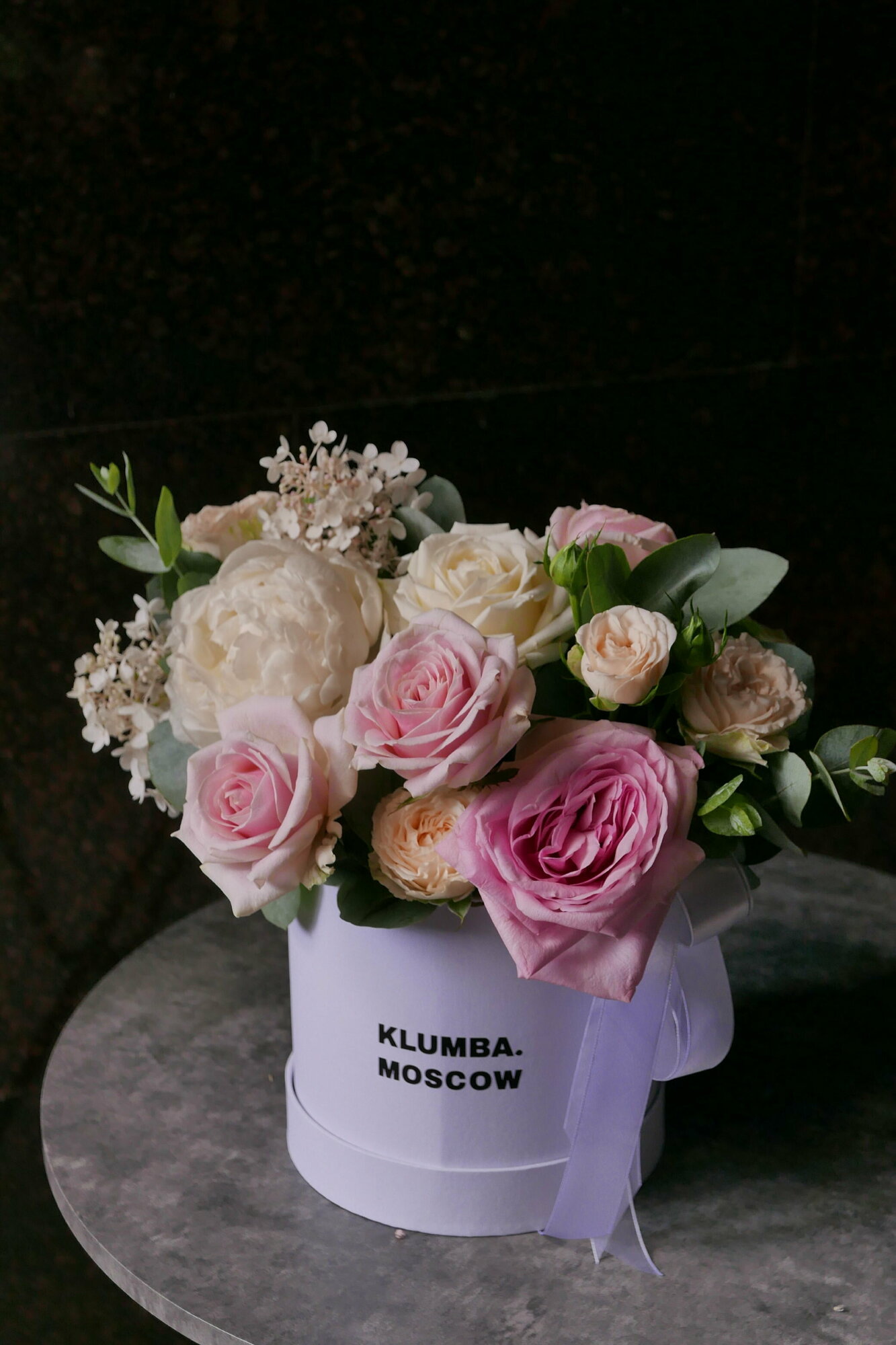 Пионы и розы в белой шляпной коробке от студии цветов клумба. москва