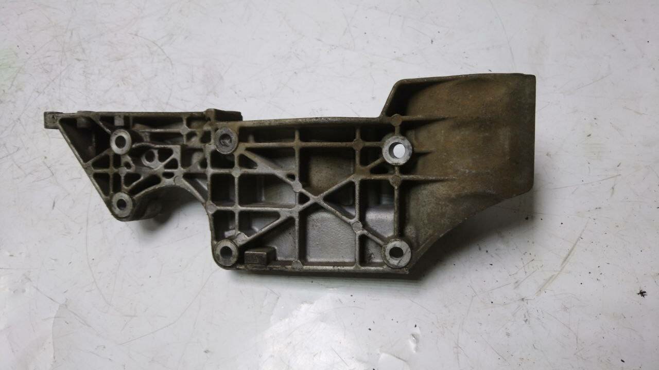 Кронштейн генератора Skoda Octavia 1998 06A903143P