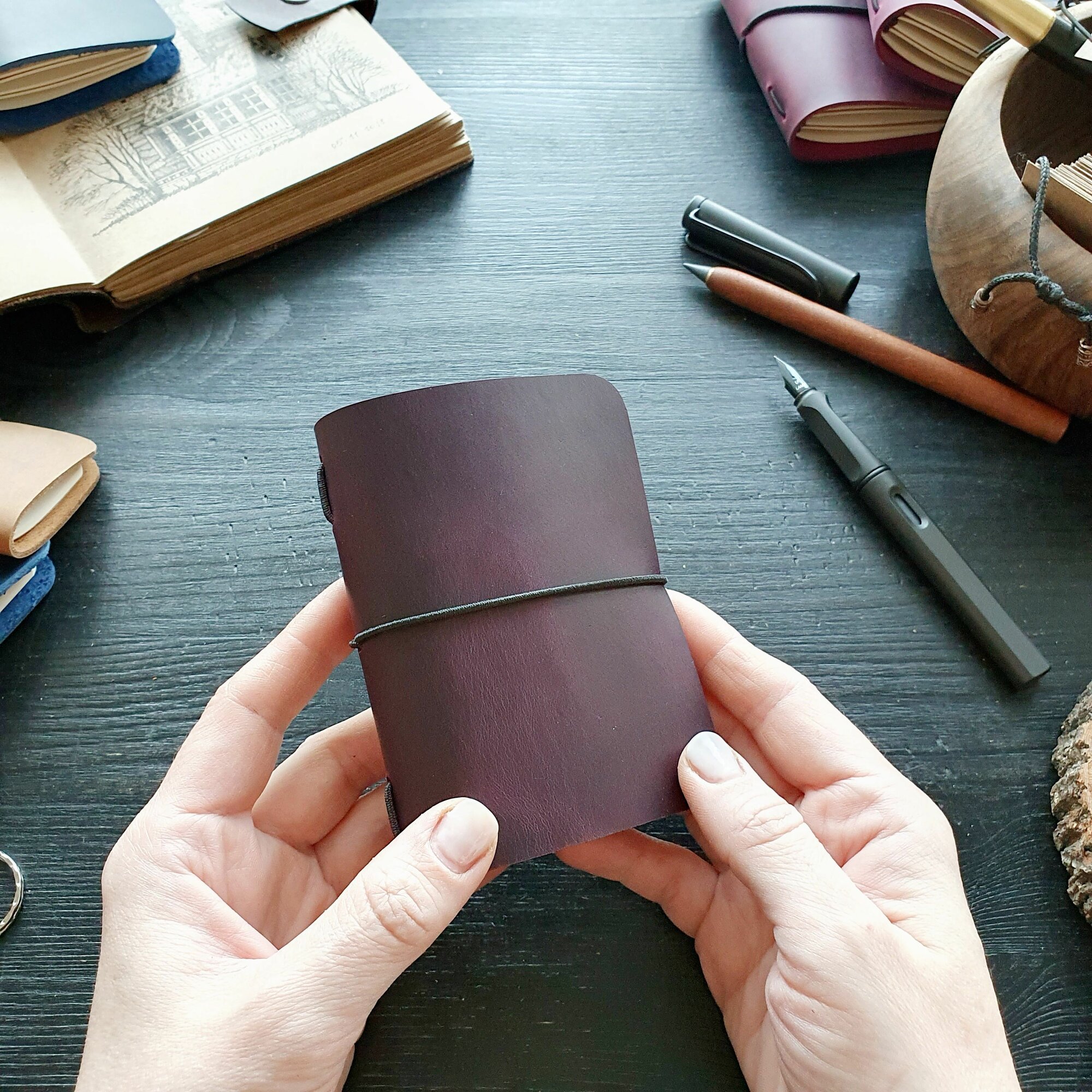 Блокнот формата А7 (8,5х11см) в обложке из натуральной кожи со сменными тетрадями / записная книжка