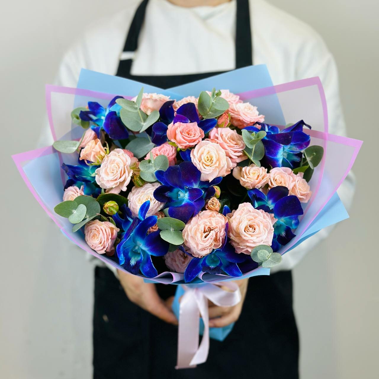 Букет Rybe-Flowers, пионовидные розы и космические орхидеи, 40 см, плёнчатая упаковка