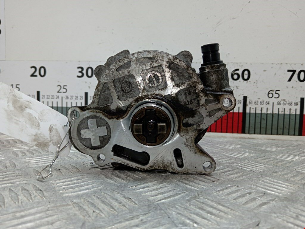 Насос вакуумный Volkswagen Golf 6 03L145100F арт. 2134797