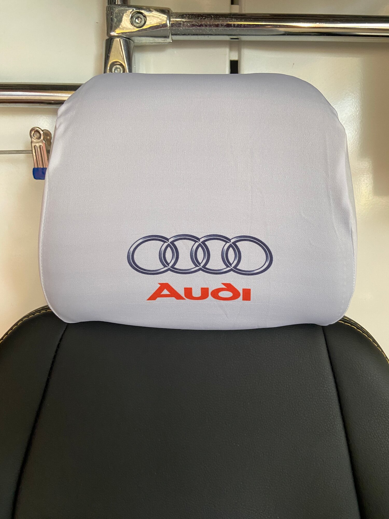 Накидка-чехол на подголовник из полиэстера, белая с логотипом Audi, 2шт