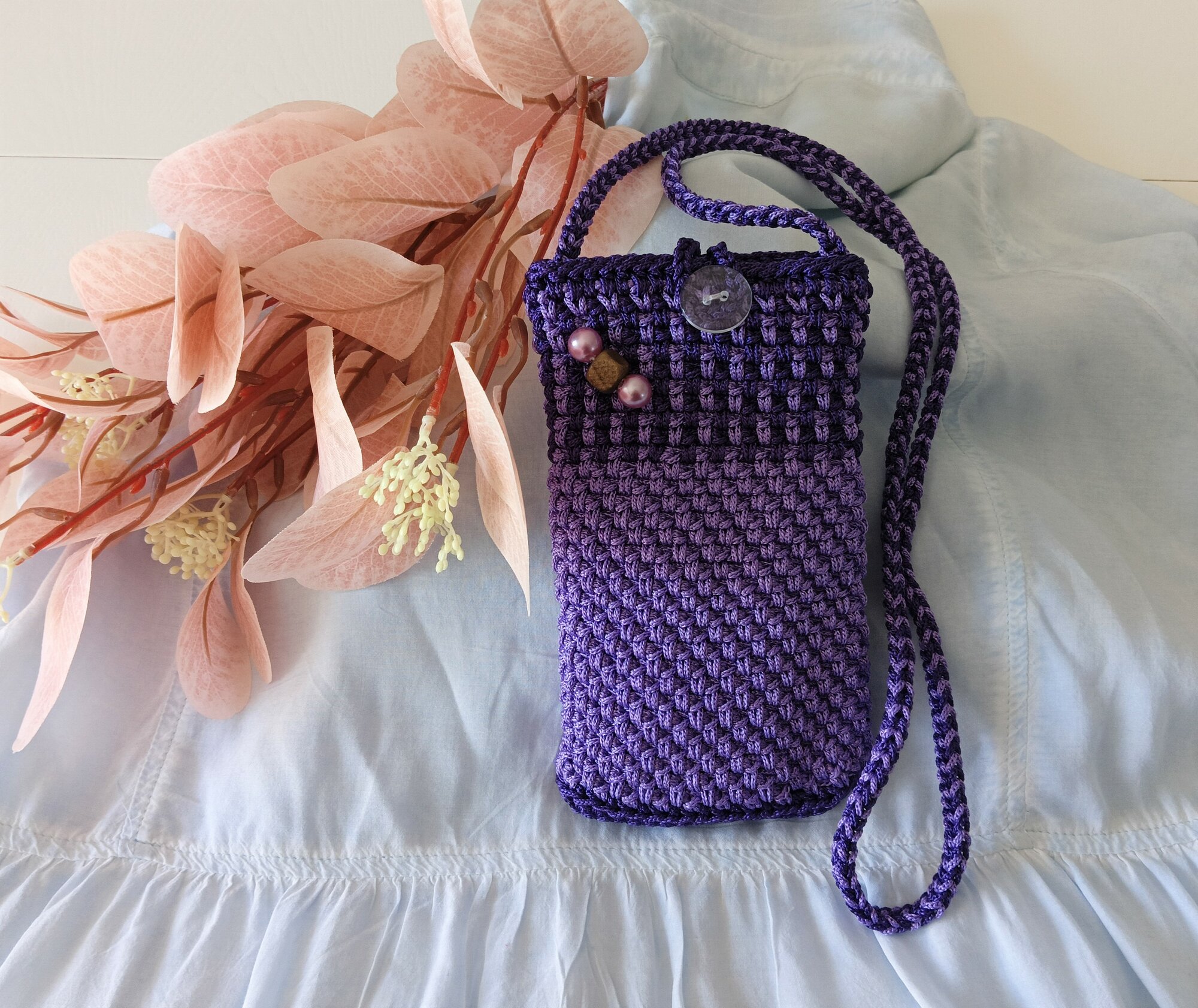 Стильный чехол для смартфона, вязаный через плечо, ручная работа, полиэстер. Цвет сиреневый с фиолетовым.