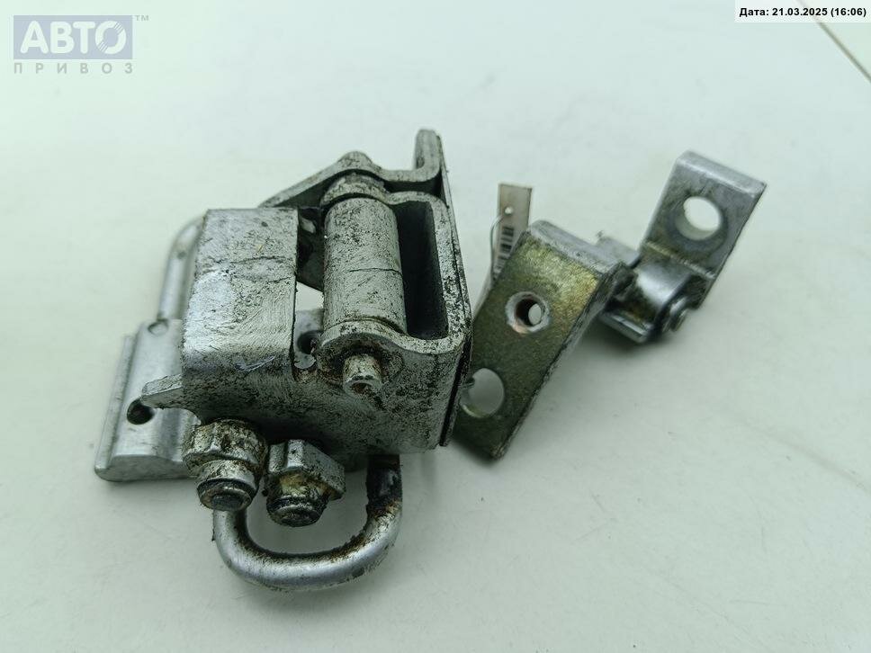 Петля двери задней левой Volkswagen Passat B5+ (GP)