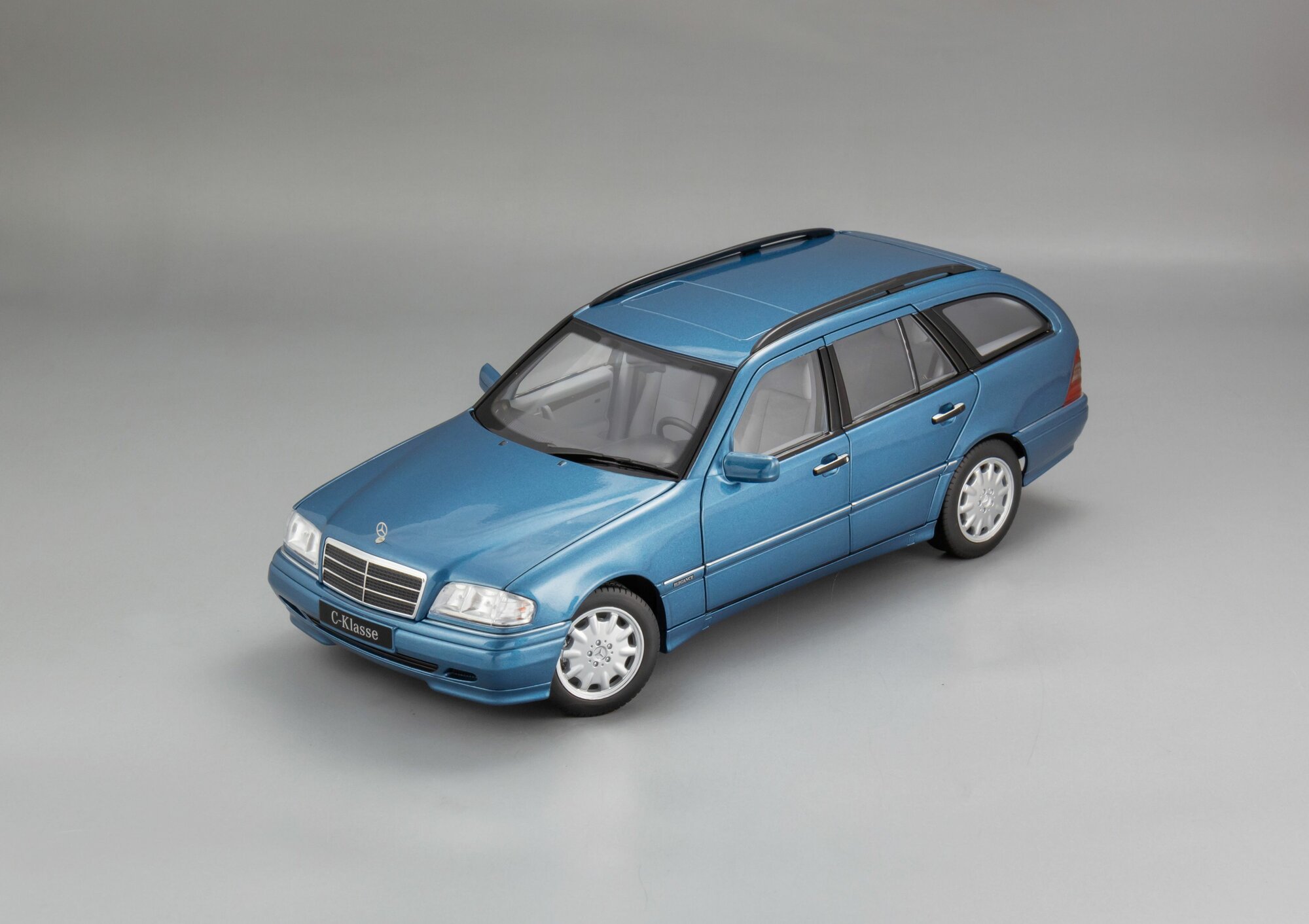 Коллекционная масштабная модель 1:18 Mercedes-Benz C-Klasse W202 T-Modell - 1997 от Norev
