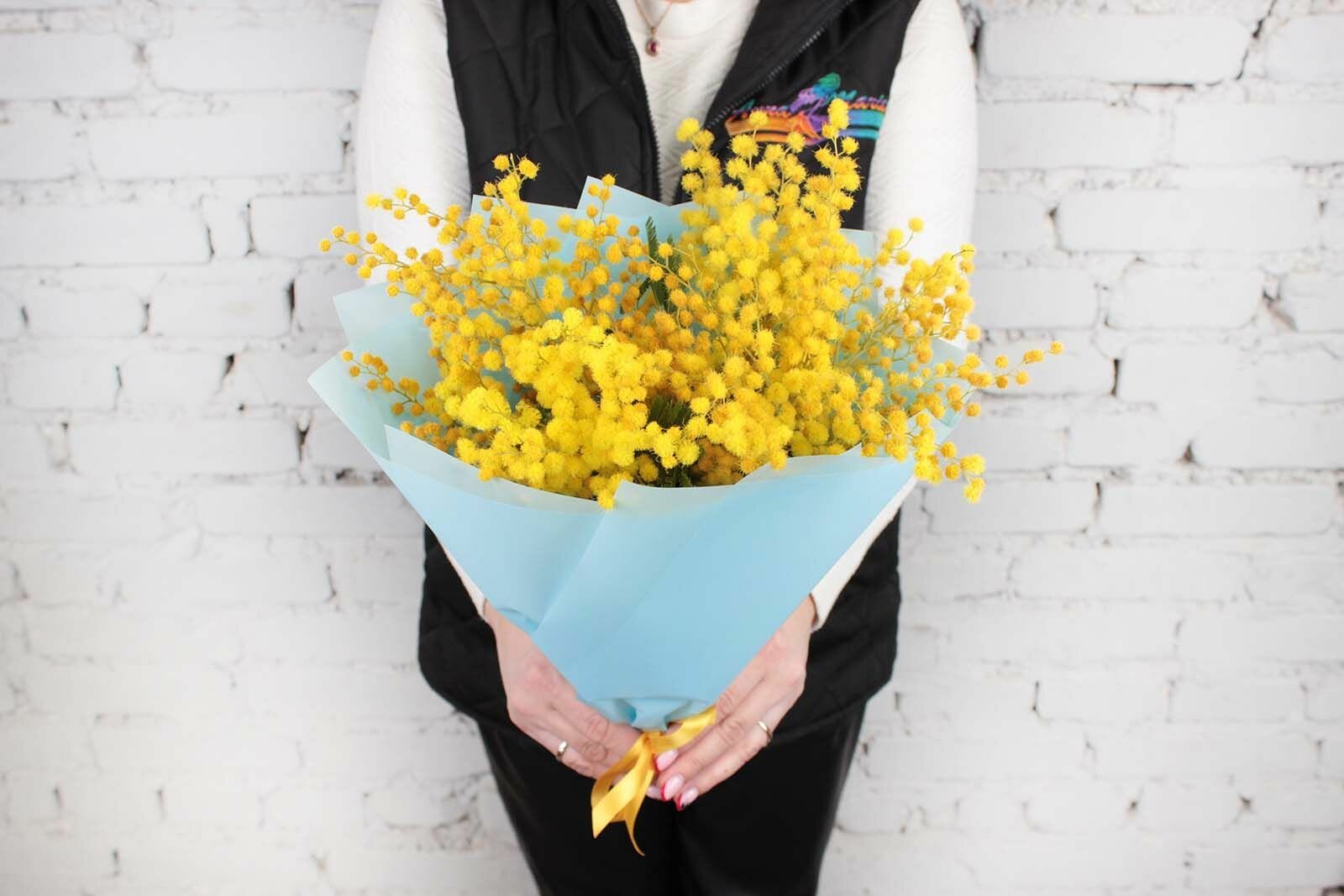 Букет Мимоза в голубой упаковке