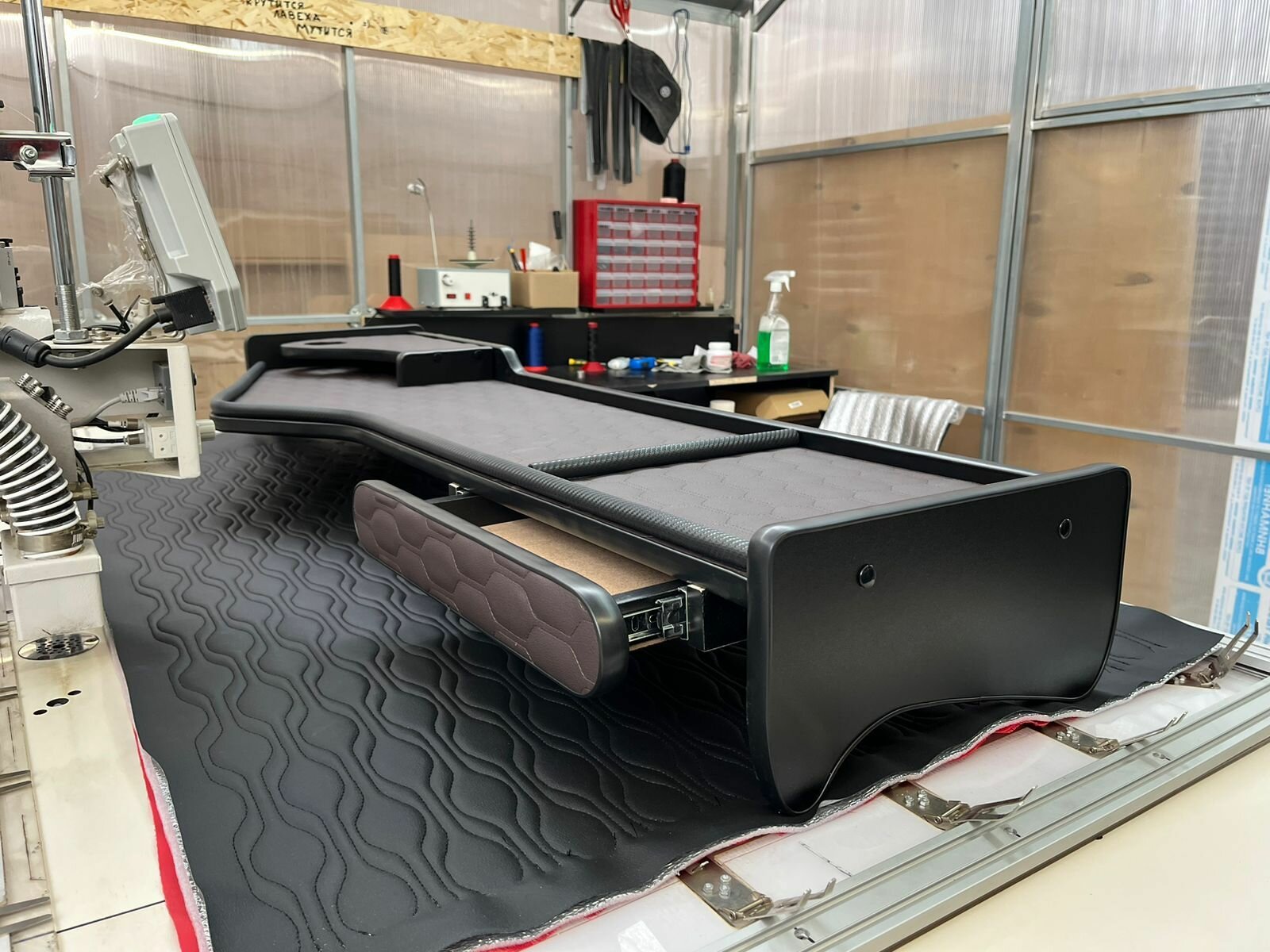 Стол для грузовика на торпеду Mercedes-Benz Actros MP1 (Мерседес Актрос)