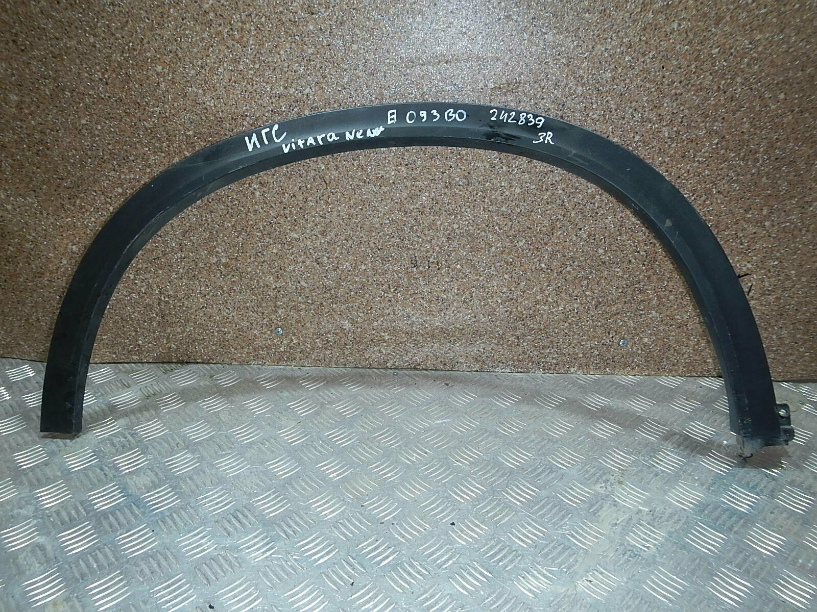 Б/У Накладка крыла заднего правого, Suzuki (Сузуки)-VITARA (15-) SUZUKI VITARA (15-) царапины 242839 SUZUKI арт. 7725154P0