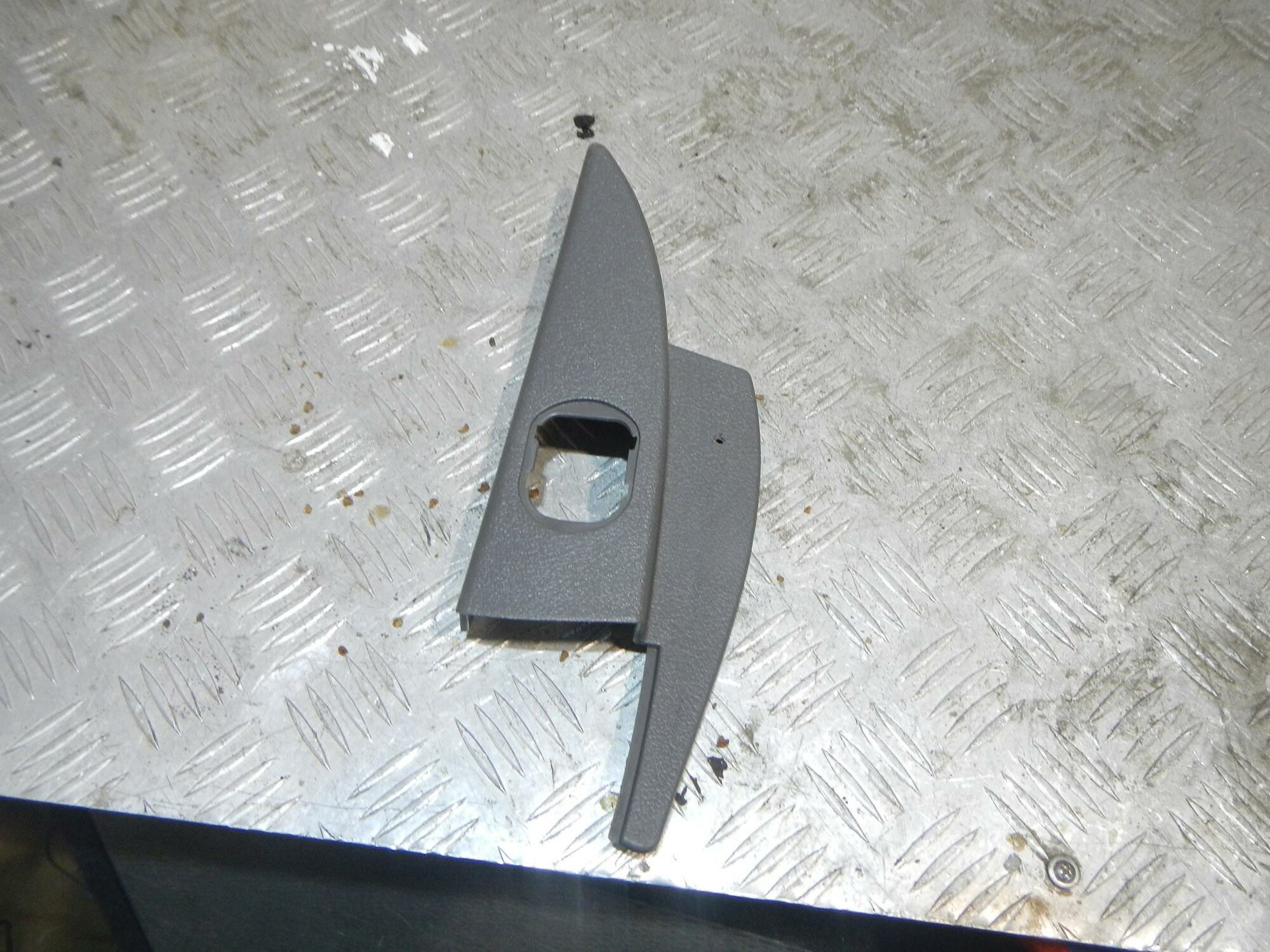 Б/У Уголок двери передней левой (внутренний), Chery (Чери)-KIMO(S12) (08-14) Chery KIMO(S12) (08-14) Сломано 1 крепление...