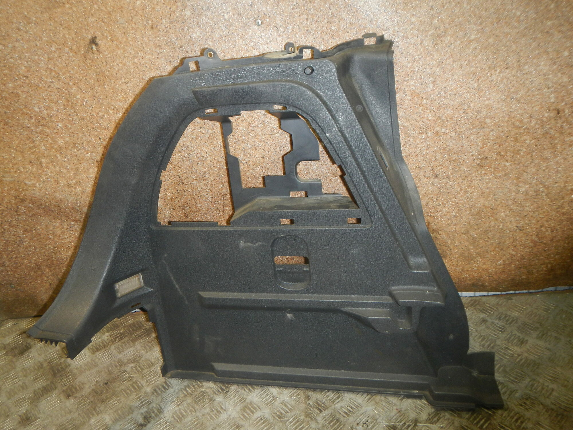 Б/У Обшивка багажника, Opel (Опель)-CORSA D (06-) OPEL CORSA D (06-) 3дв, левая Царапины, сломано крепление, трещина на к...