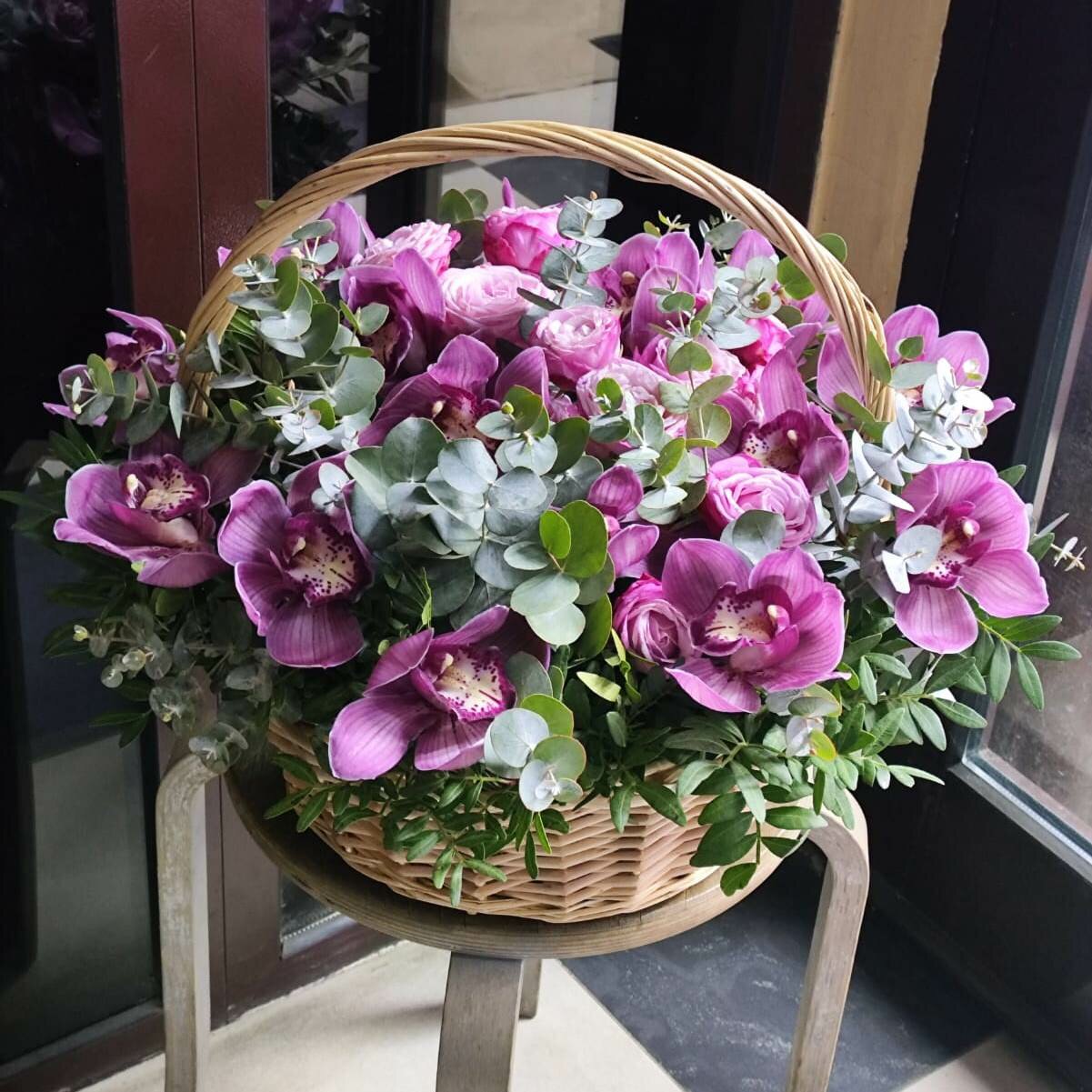 "Нежная рапсодия" Композиция в корзине из орхидей, роз и эвкалипта