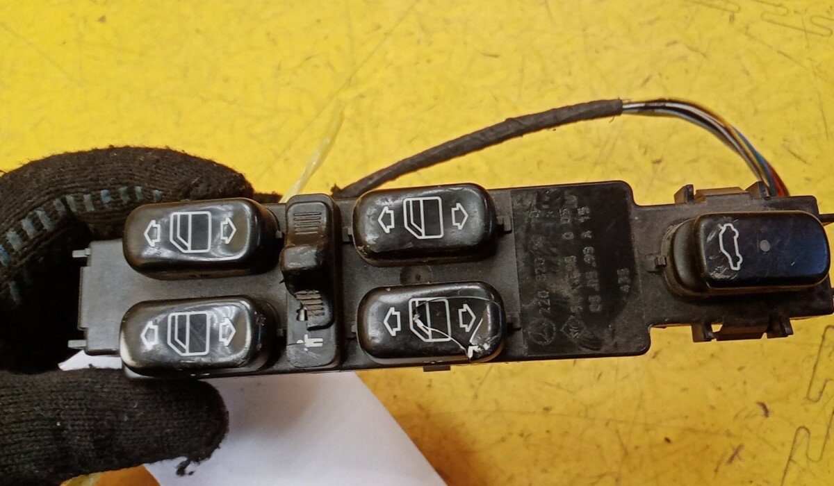 Блок управления стеклоподъемниками W220 S-klass Mercedes-Benz A2208201010