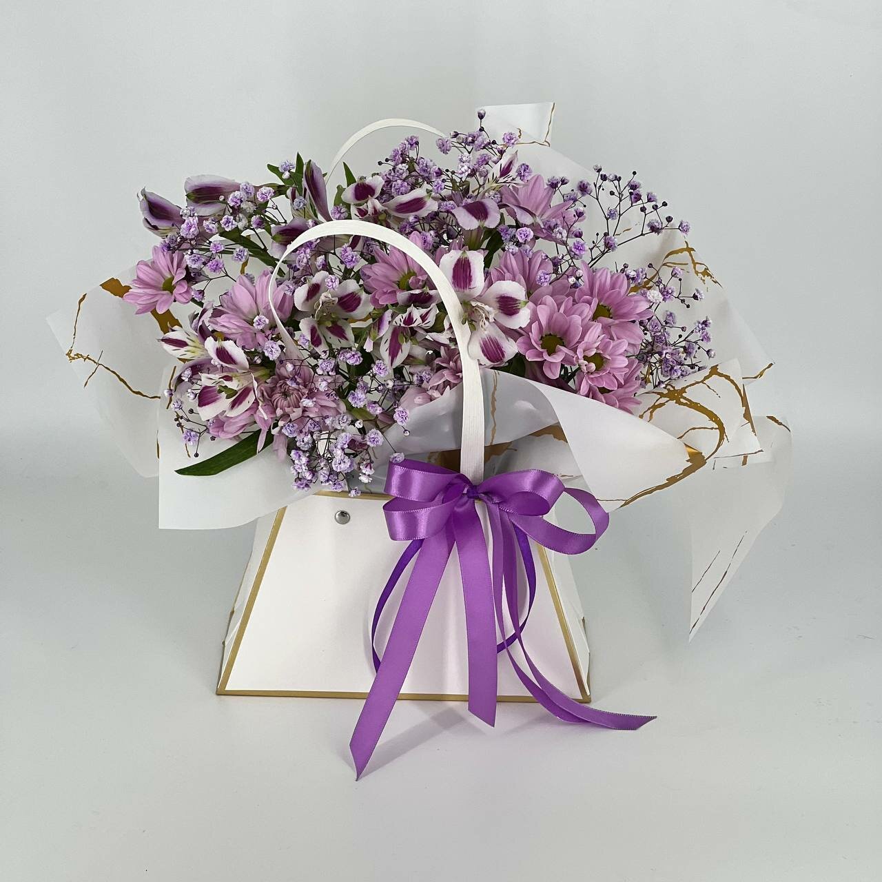 Букет в сумочке / Цветы / Хризантемы, гипсофила и альстромерии