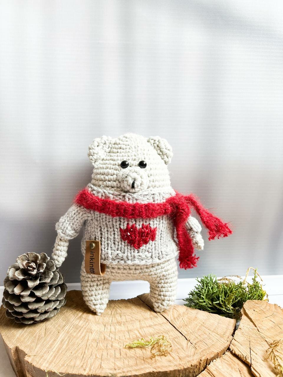 Игрушка ручной работы Белый медведь в шарфе