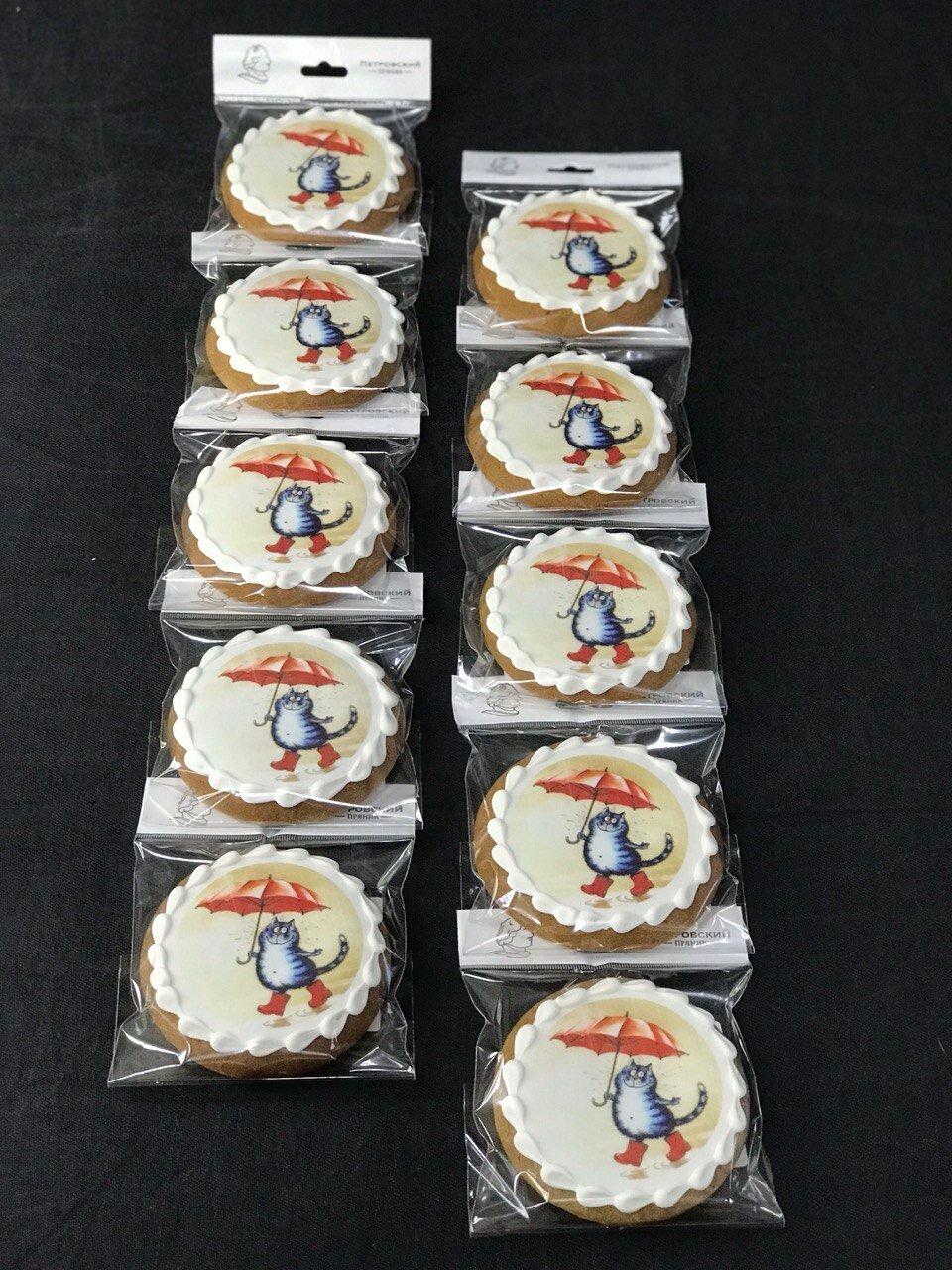 Пряник "Петровский Кееpsake. Сувенирный 1" Кот с зонтом