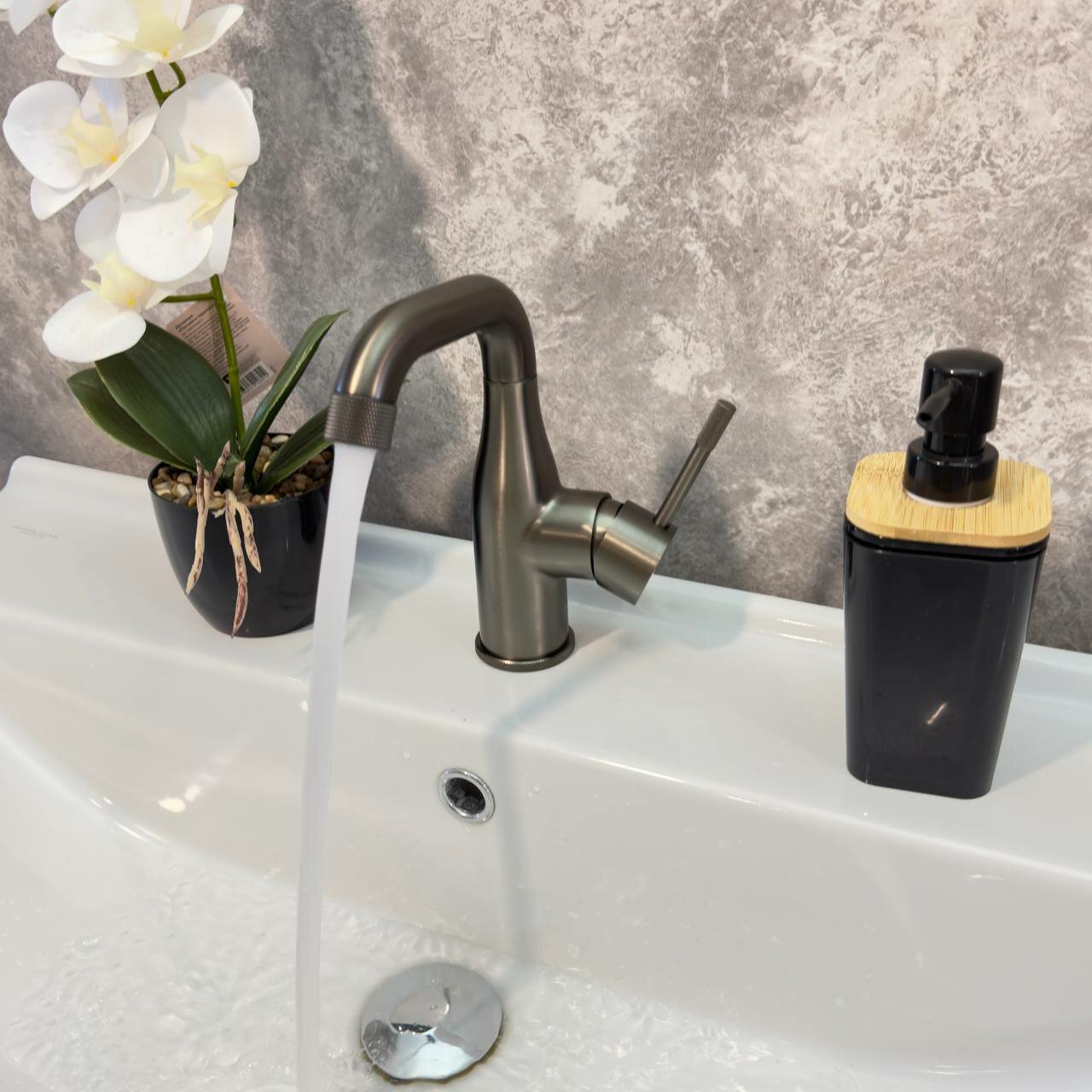 Смеситель для раковины и умывальника из латуни Vieir V403514-G графит