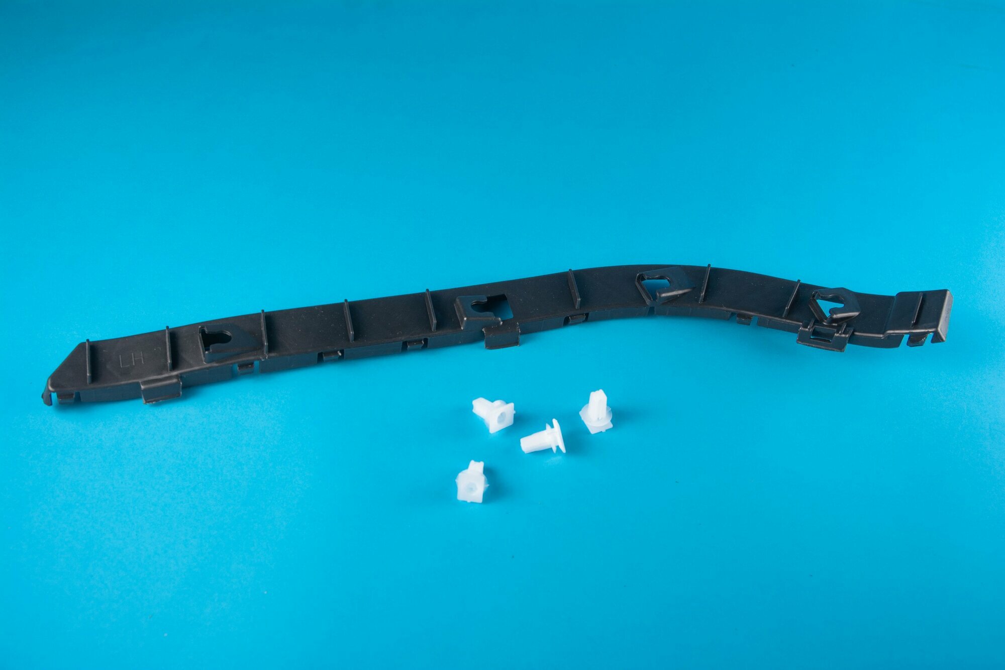 Кpонштейн, крепление, клипса задний бампера левый Hyundai Solaris седан 2010-2016 Хендай Солярис 866131R000