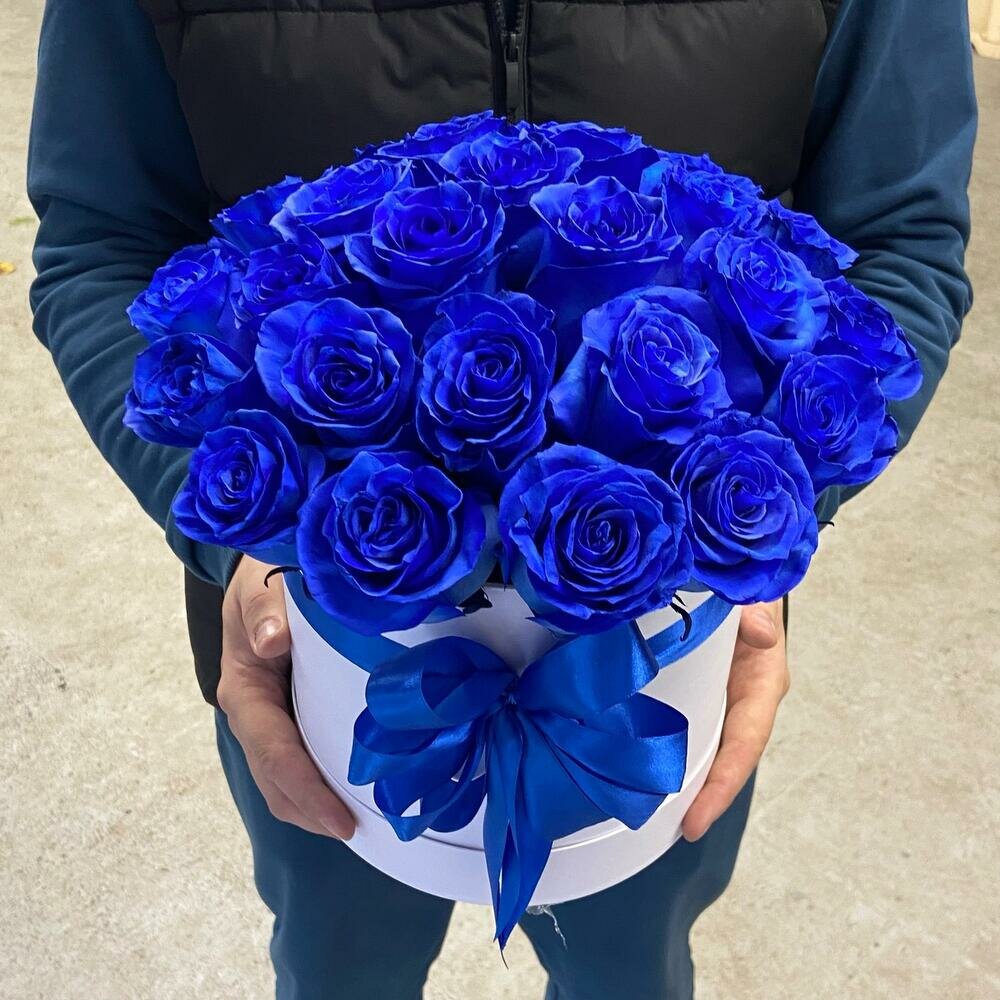 25 синих роз в белой шляпной коробке с бантом / Натуральный синий цвет