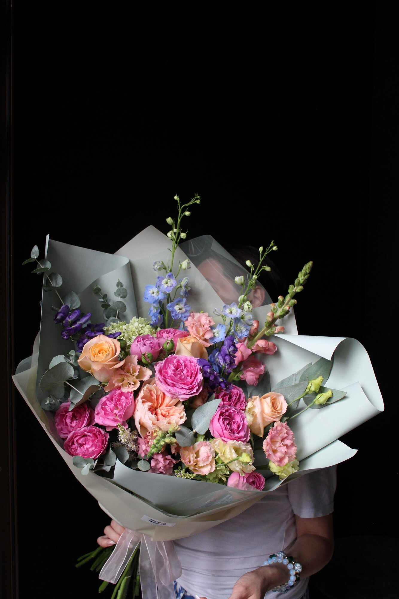 Букет с кустовыми и пионовидными розами от студии цветов klumba.moscow