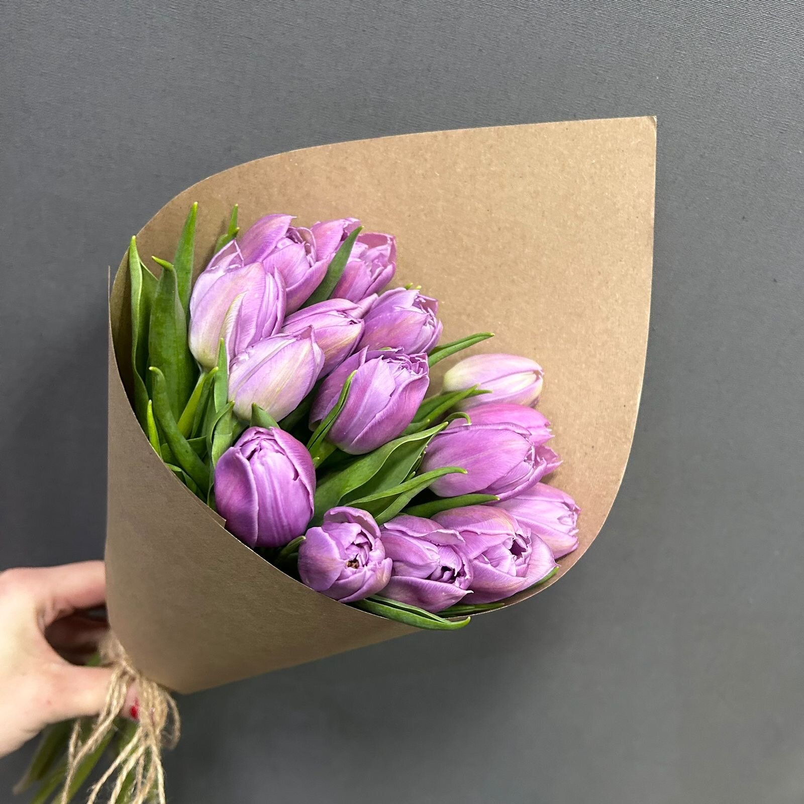 Букет из 15 пионовидных тюльпанов Дабл Прайс в крафте