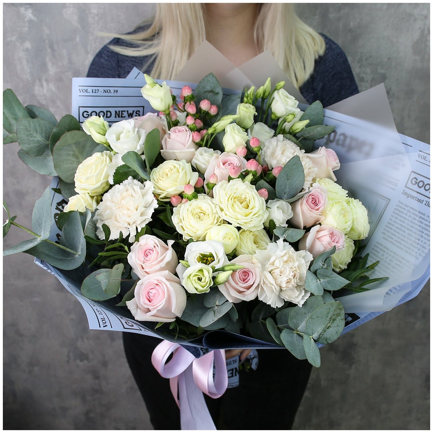 Букет живых цветов Flor-Pro Flowers из роз «Волшебный день» в дизайнерской упаковке