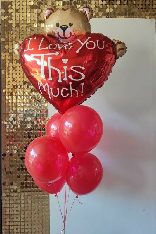 Фонтан из красных шаров с мишкой