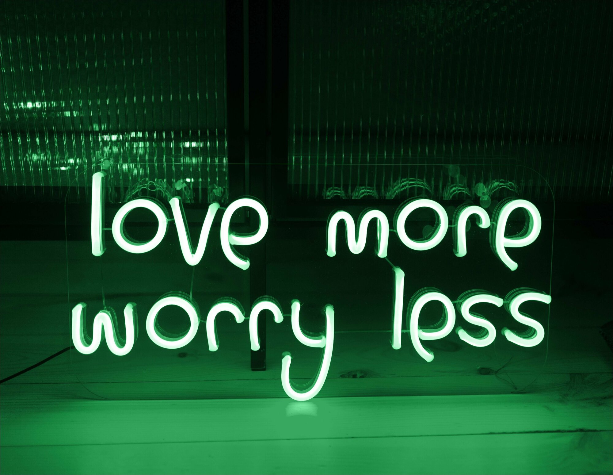 Табличка неоновая love more worry less 60x30 см, зеленая