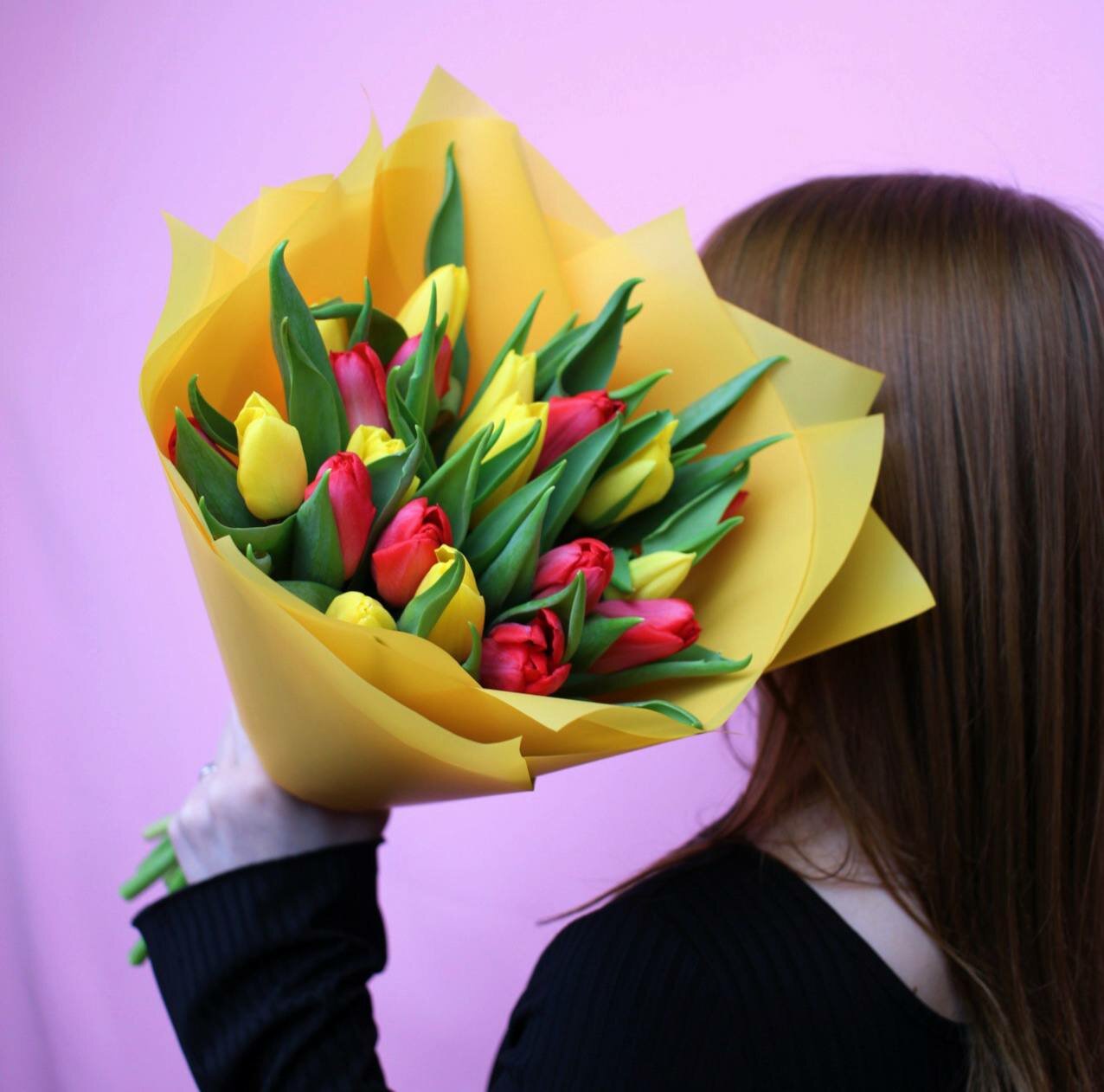 Букет из 21 красного и желтого Тюльпана