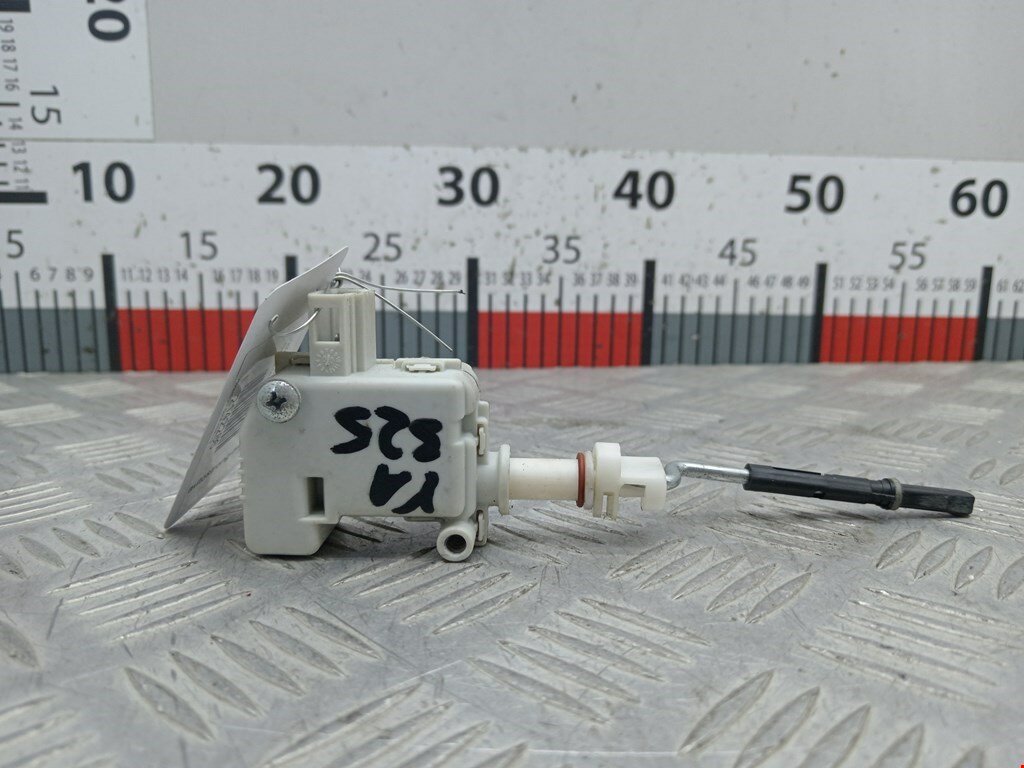 Сервопривод (электропривод моторчик привода) лючка бензобака Volkswagen Bora(Jetta) арт. 2142286