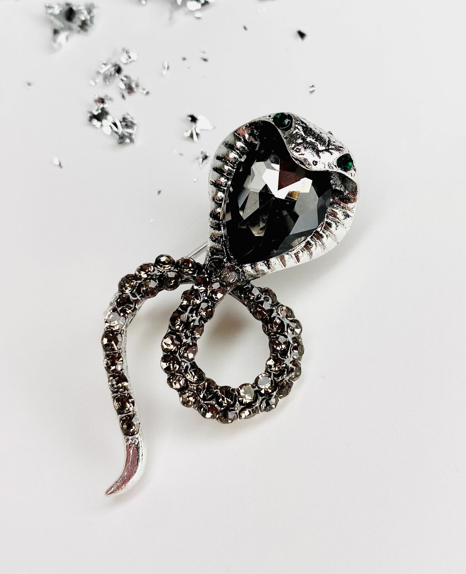 Брошь, стразы, искусственный камень