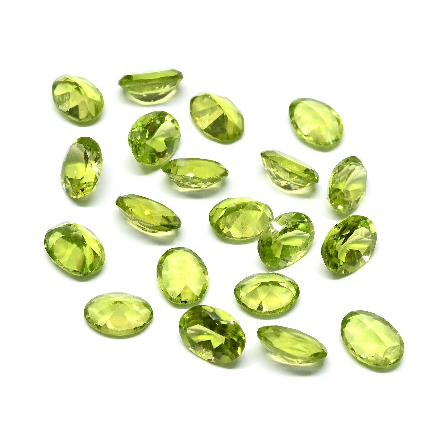 Кабошон натуральный камень хризолит овал 6*8мм в ювелирной огранке, 1,3ct