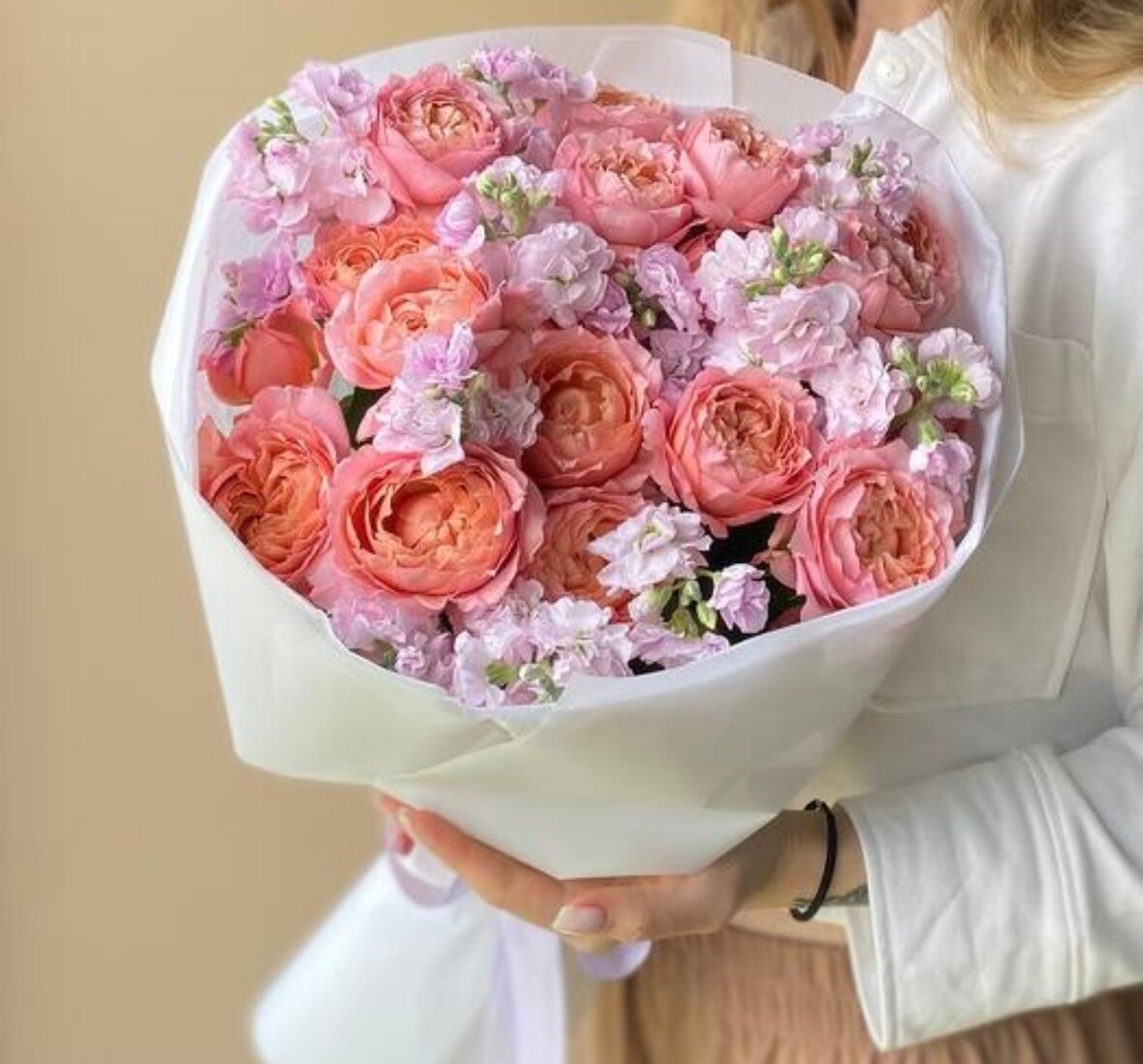 Букет кустовые пионовидные розы Джульетта и ароматная фиолетовая маттиола