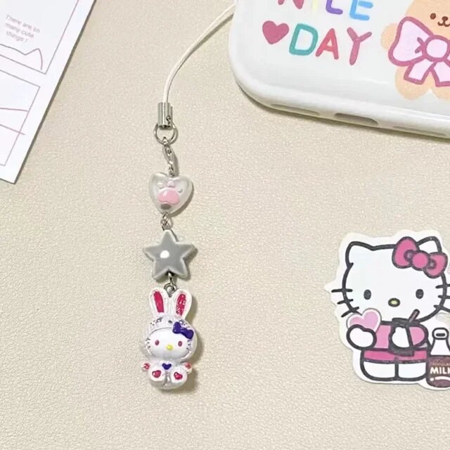 Ключевой брелок с персонажем Hello Kitty (в варианте с кроличьими ушками) и декоративными элементами
