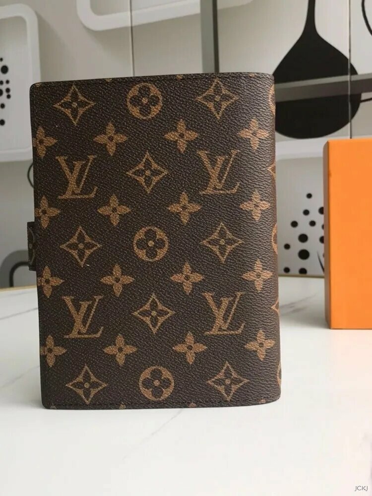 Блокнот Louis Vuitton с монограммой и карманом