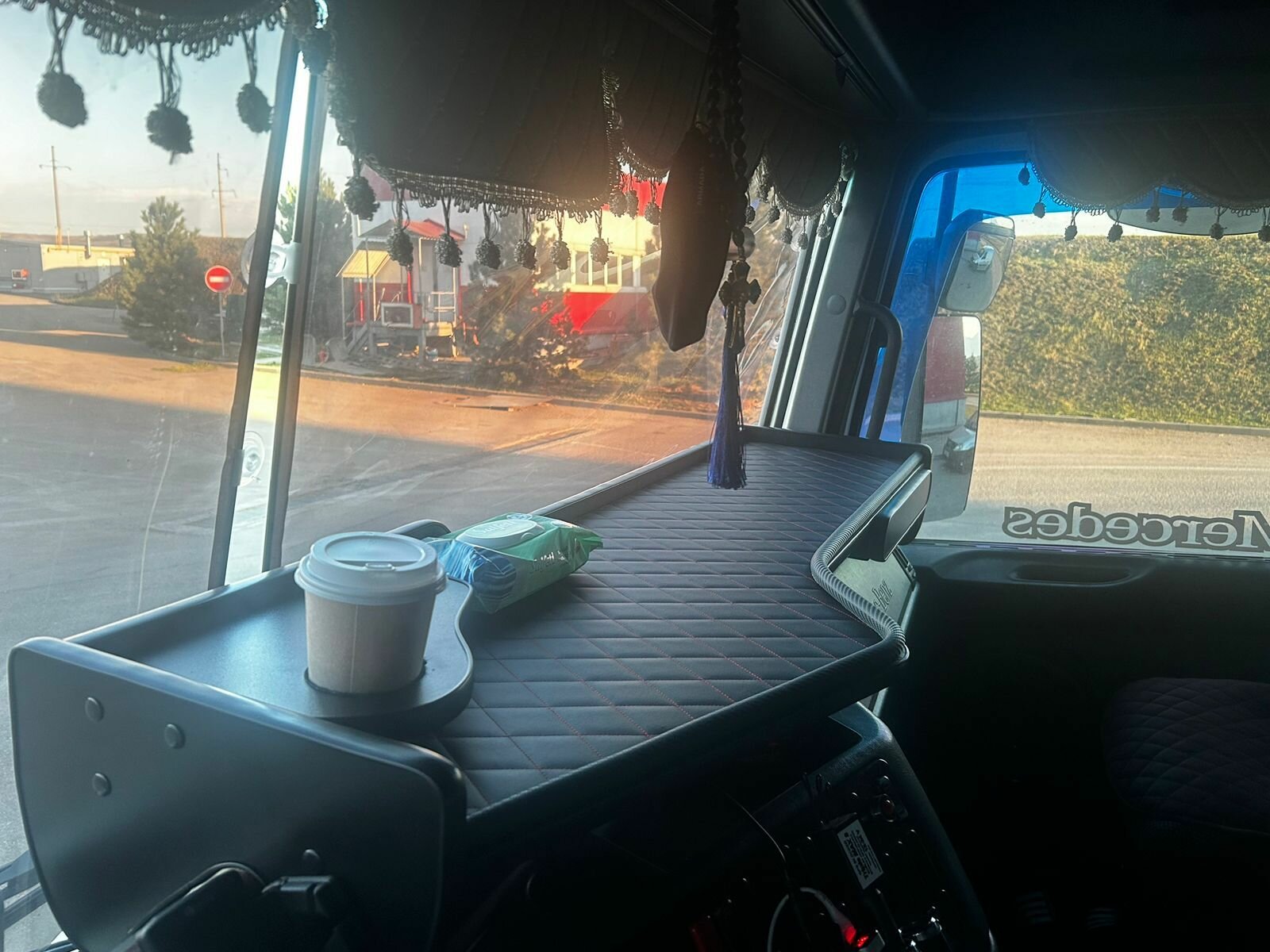 Столик на панель с ящиком и подстаканником Mercedes-Benz Actros MP1 (Мерседес Актрос МП1)